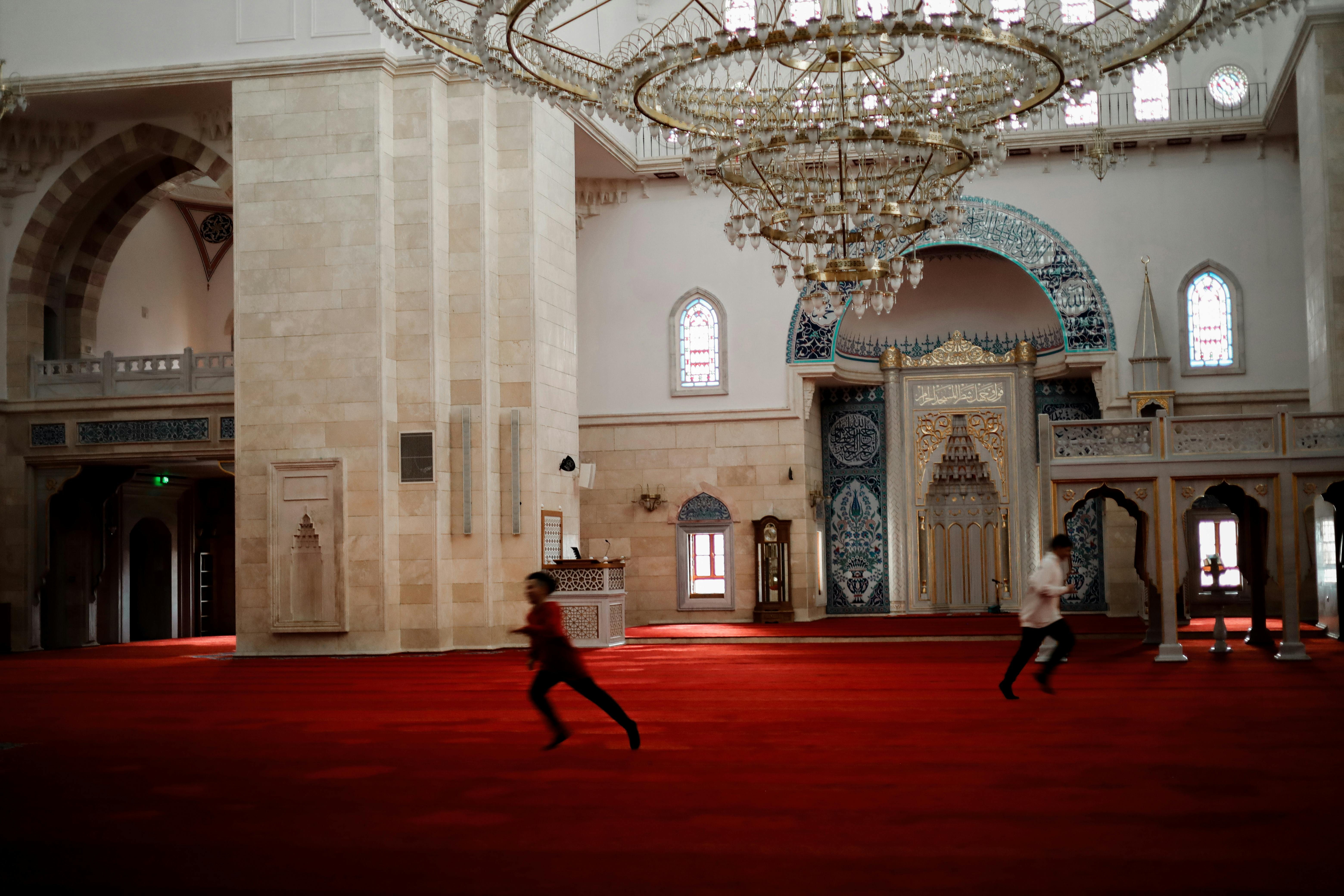 Children Running in Monumental Mosque · Free Stock Photo