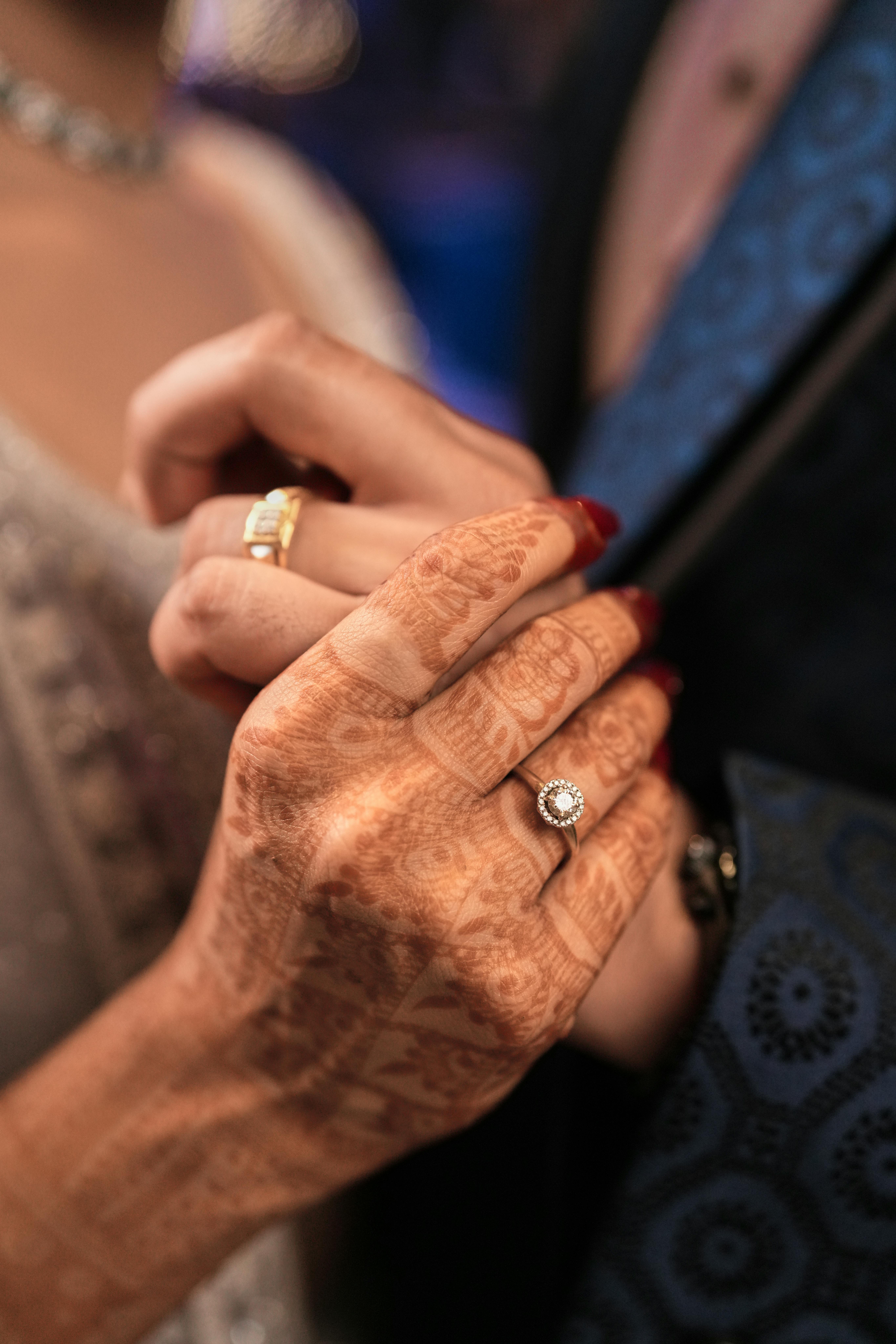 engagement ring in hand · Free Stock Photo