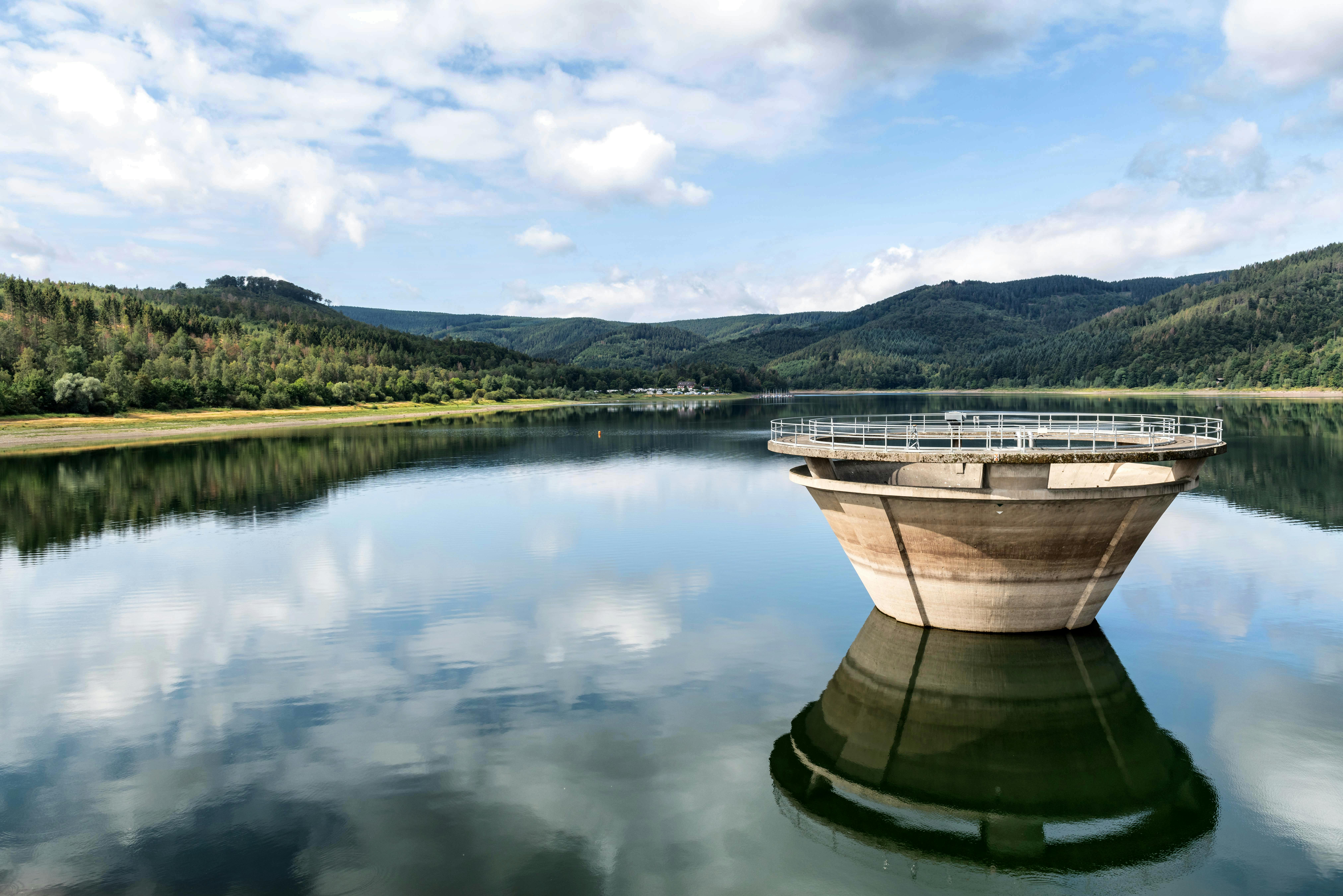Platform on Lake · Free Stock Photo