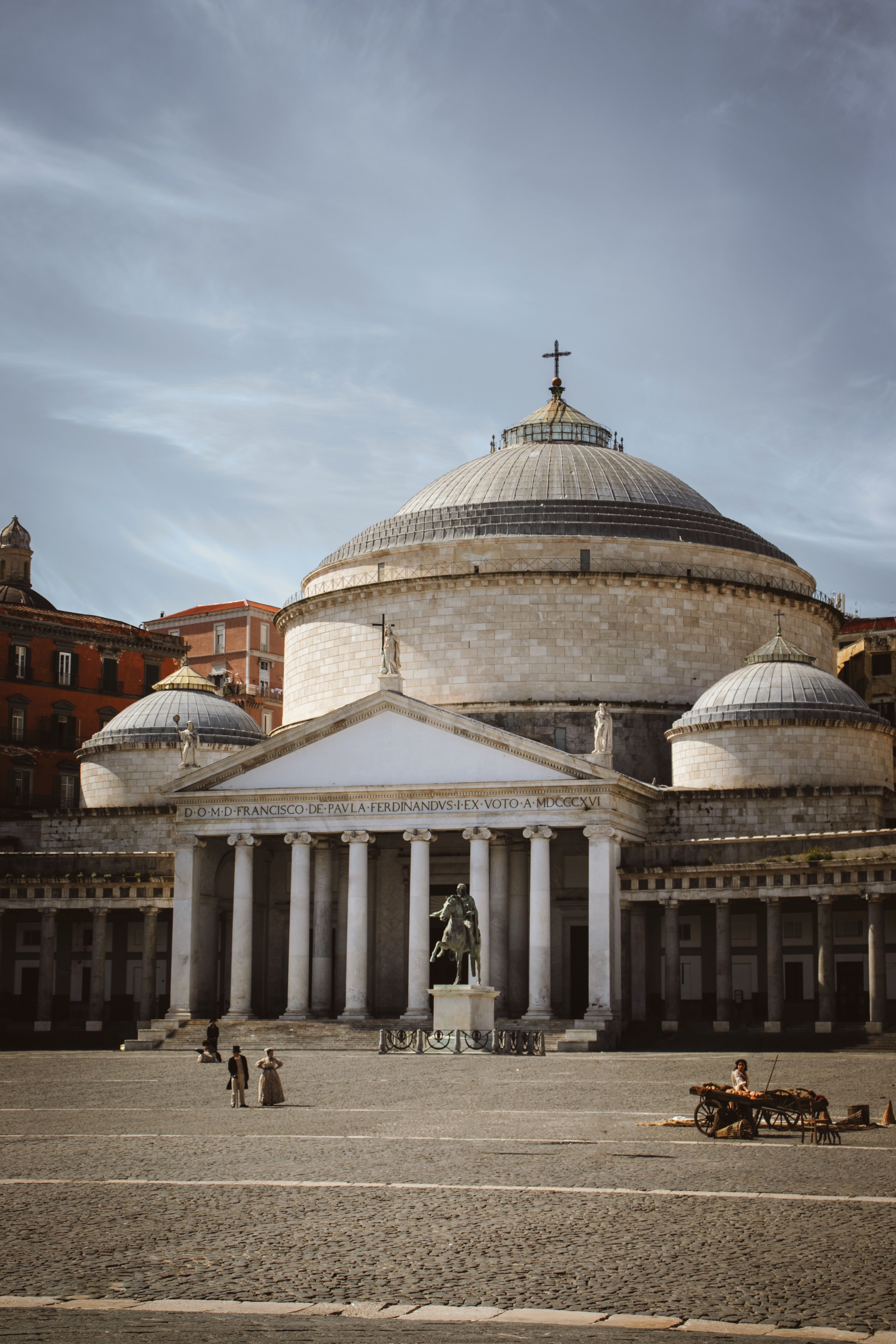 A large building with a dome and columns · Free Stock Photo