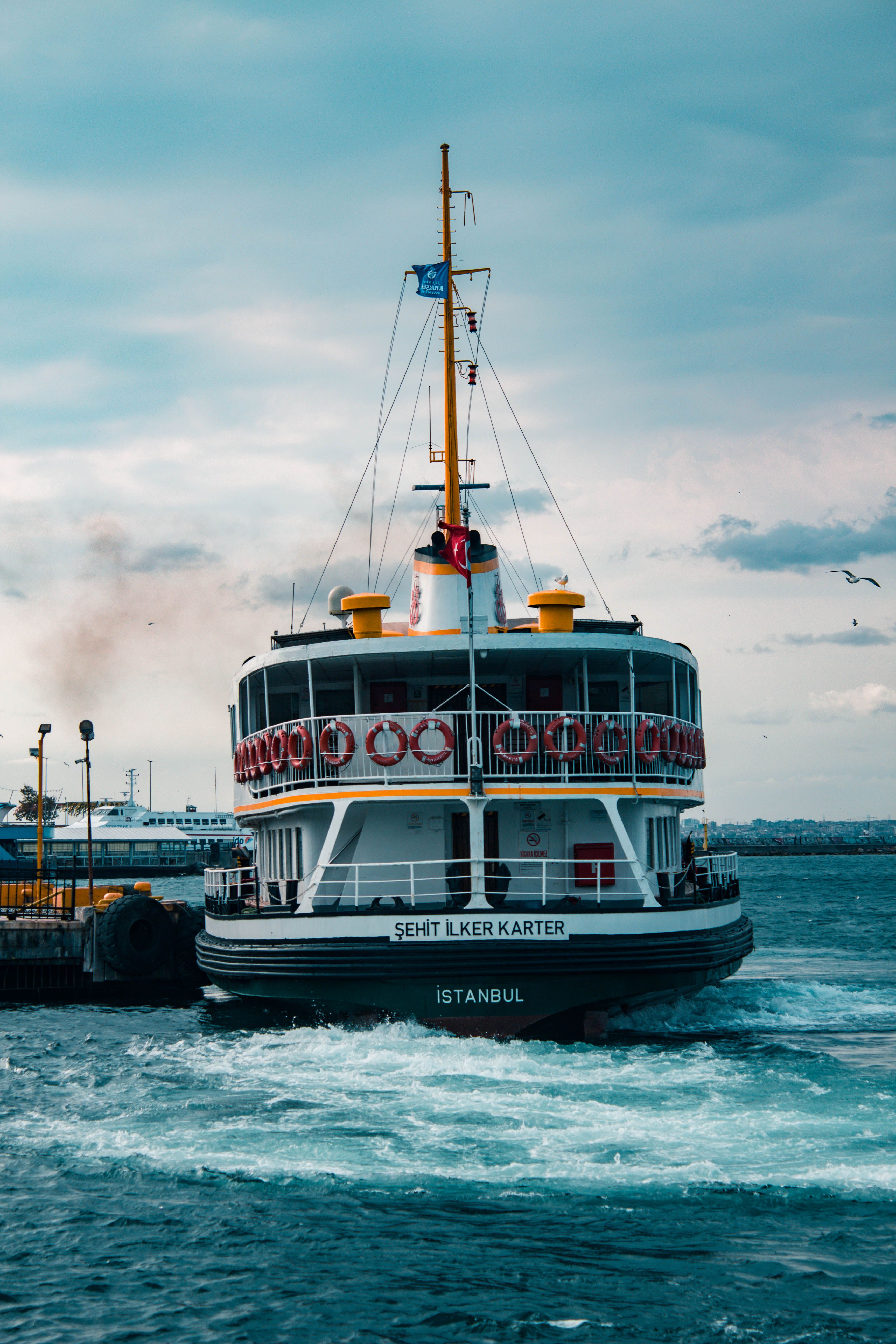 A ferry boat traveling through the water · Free Stock Photo