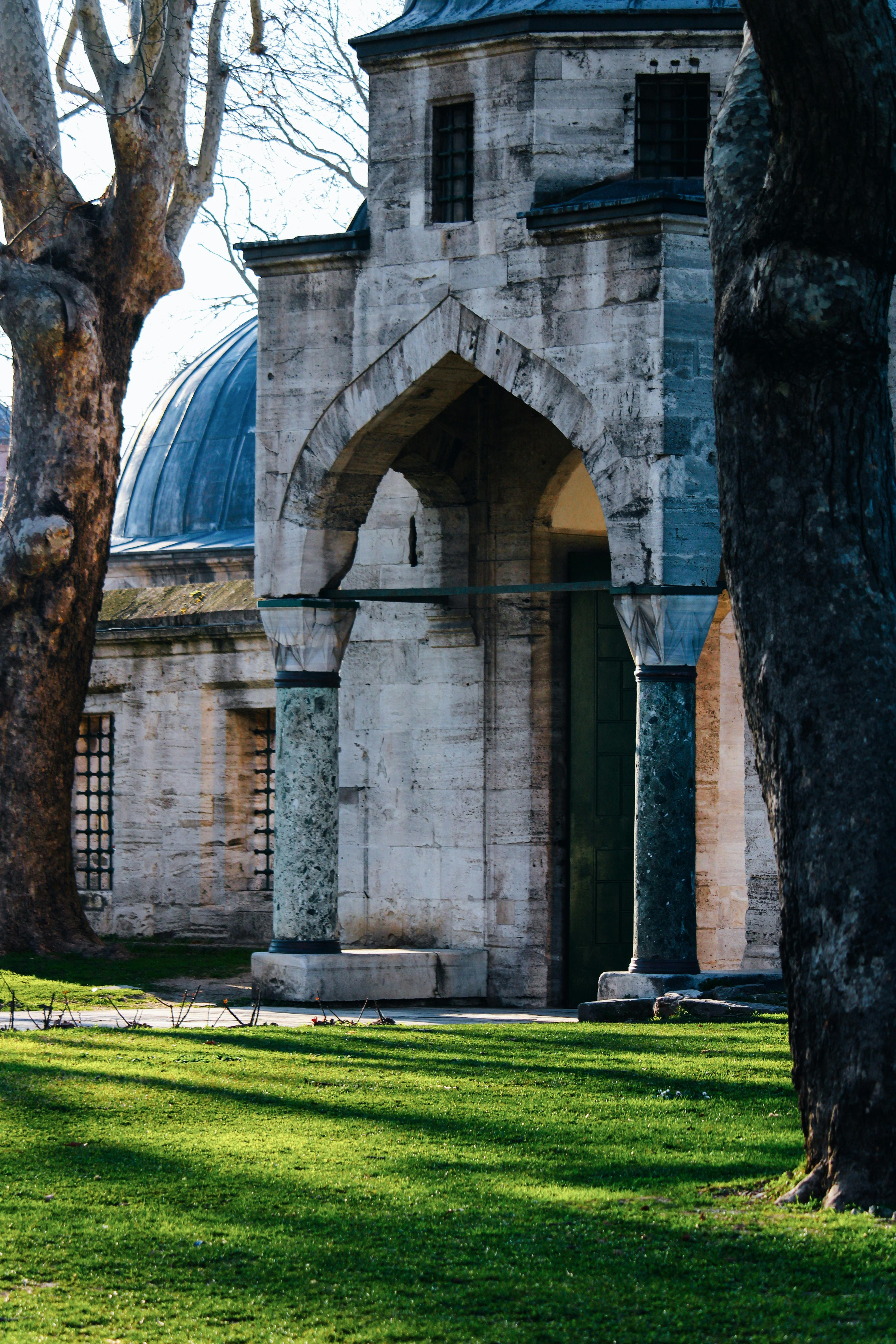 Grass and Wall of Blue Mosque in Istanbul · Free Stock Photo