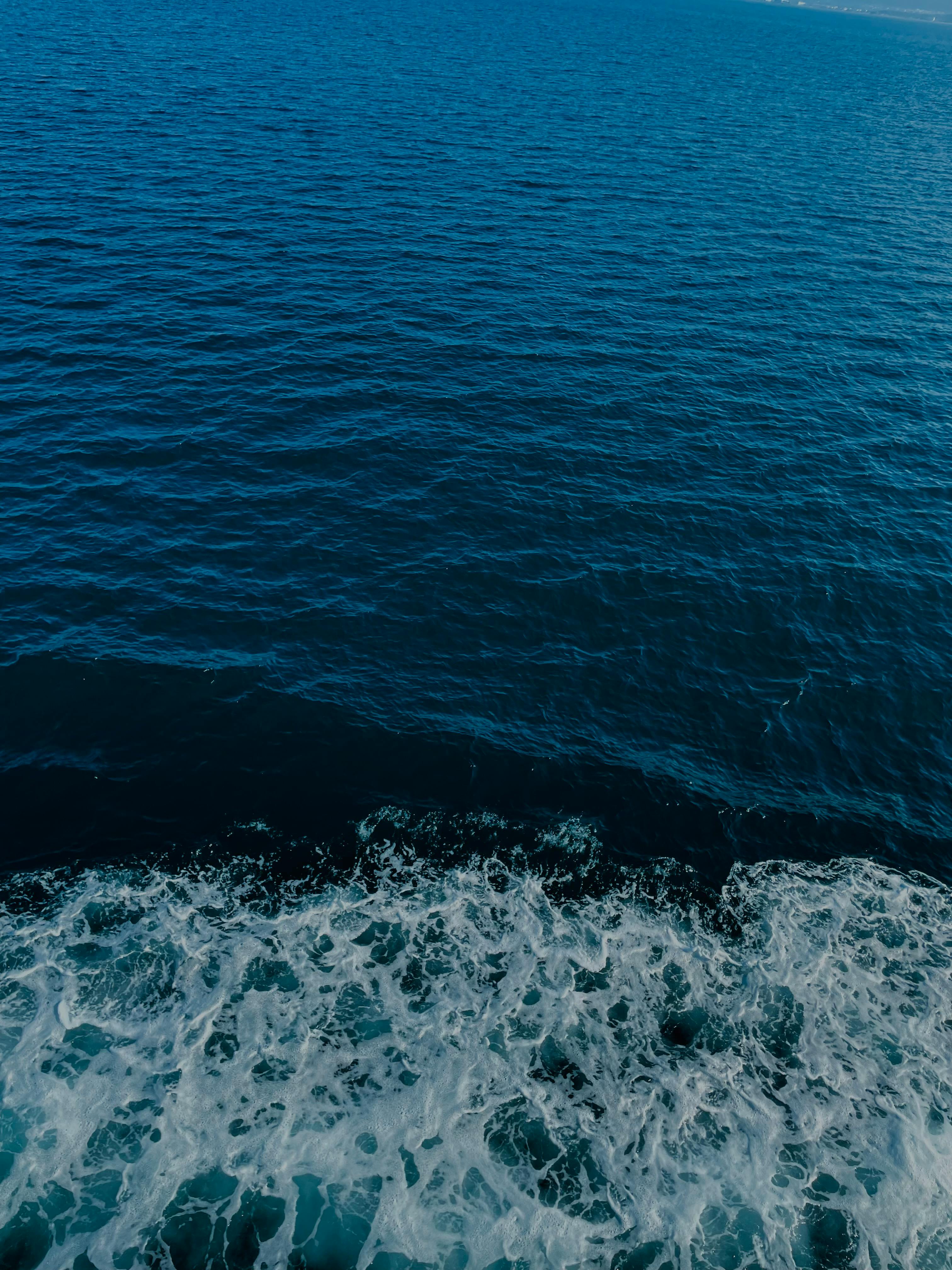 A view of the ocean from above · Free Stock Photo