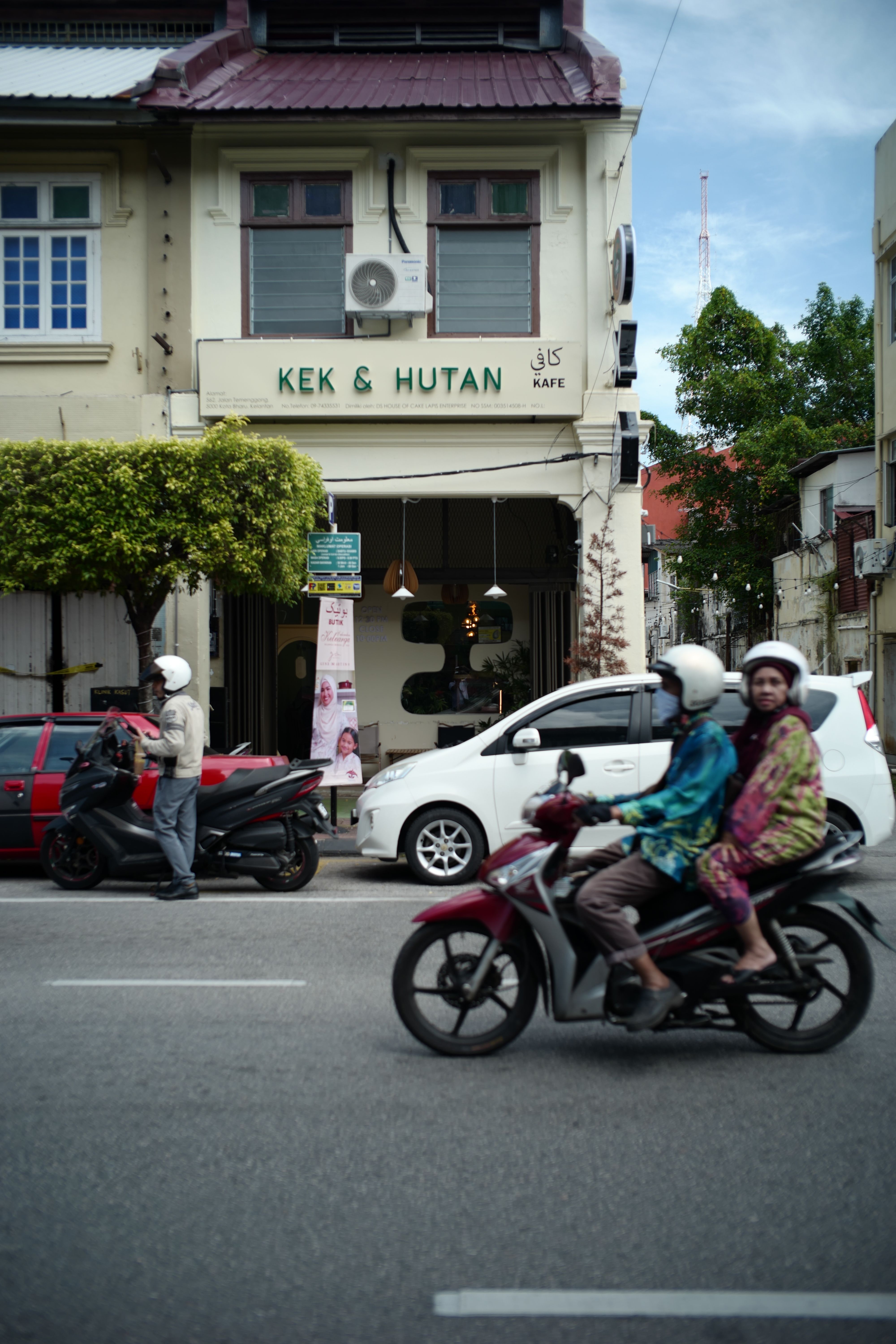 Kek & Hutan Cafe · Free Stock Photo