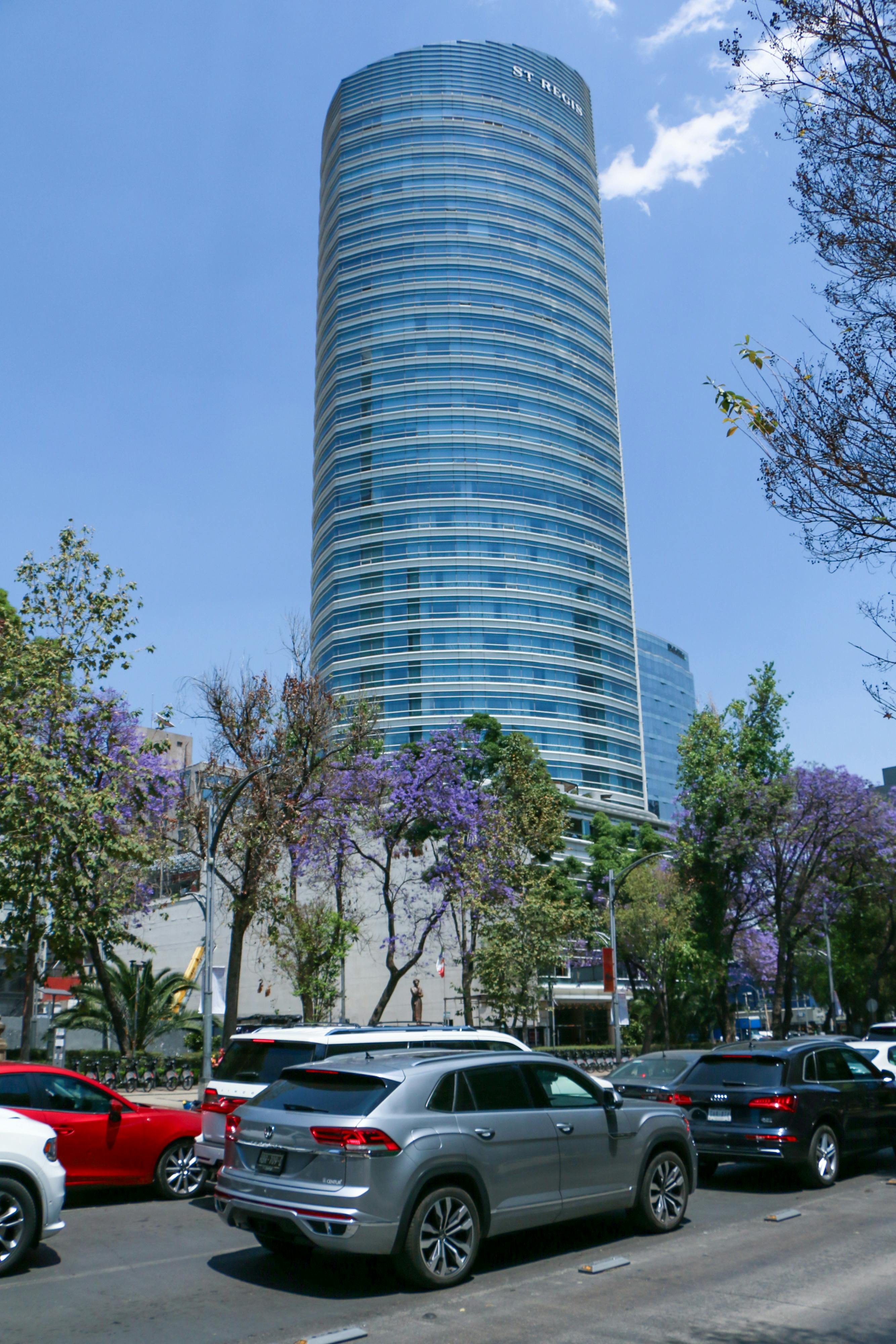 Skyscraper and Cars · Free Stock Photo