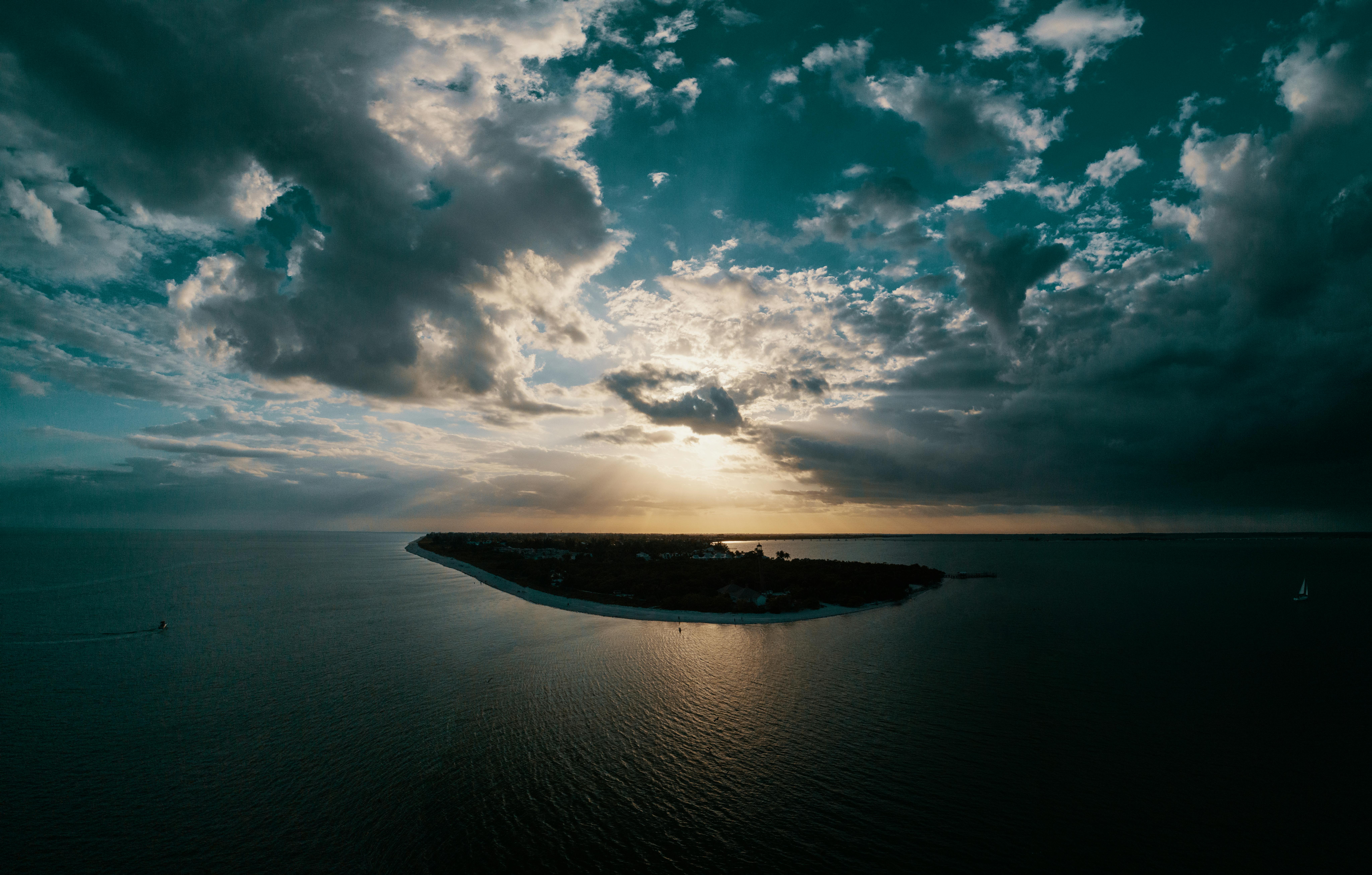 Island Between Ocean · Free Stock Photo