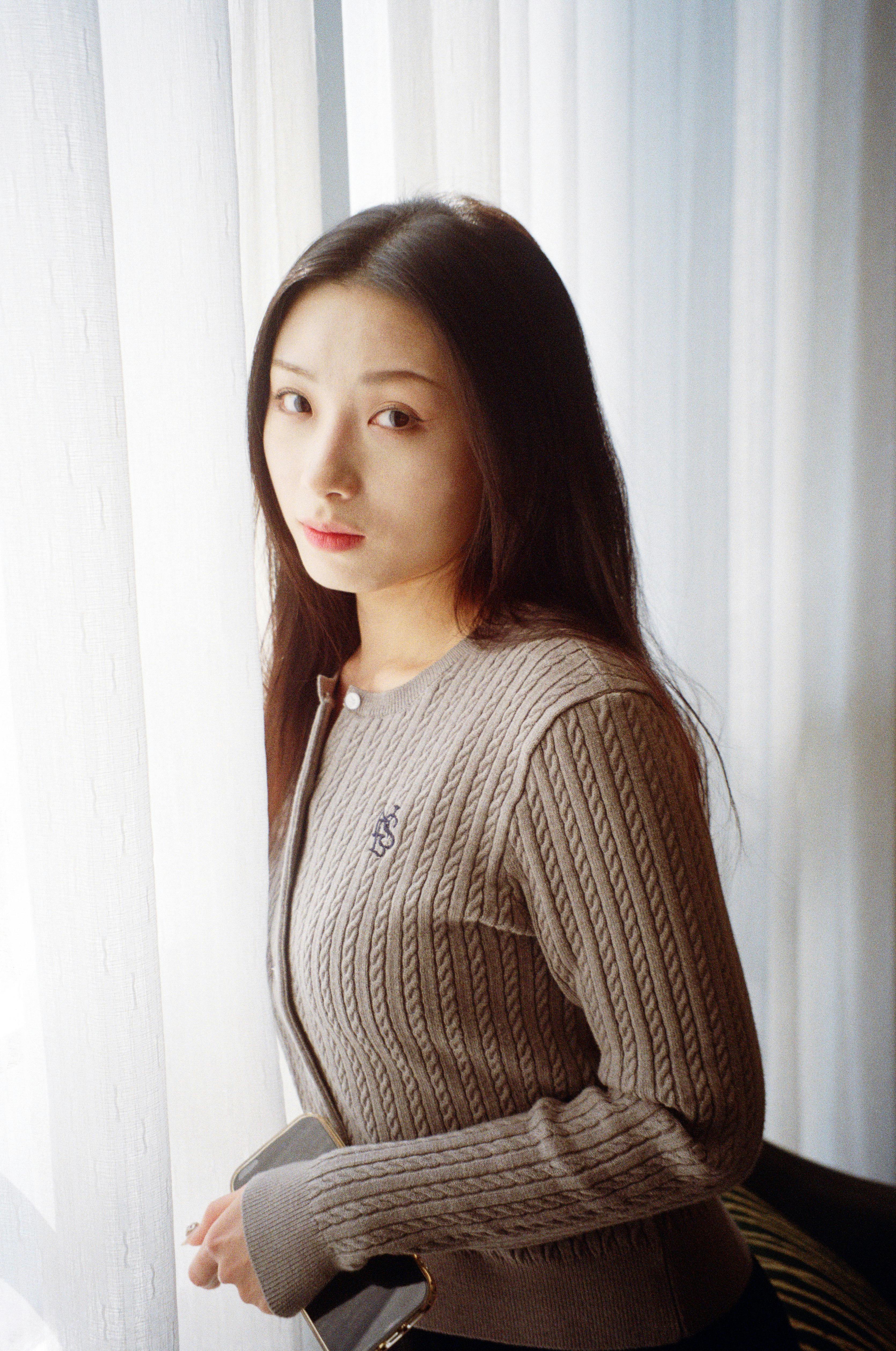 Foto de stock gratuita sobre cortina, fondo blanco, fotografía de moda, maqueta, mujer, pelo ...