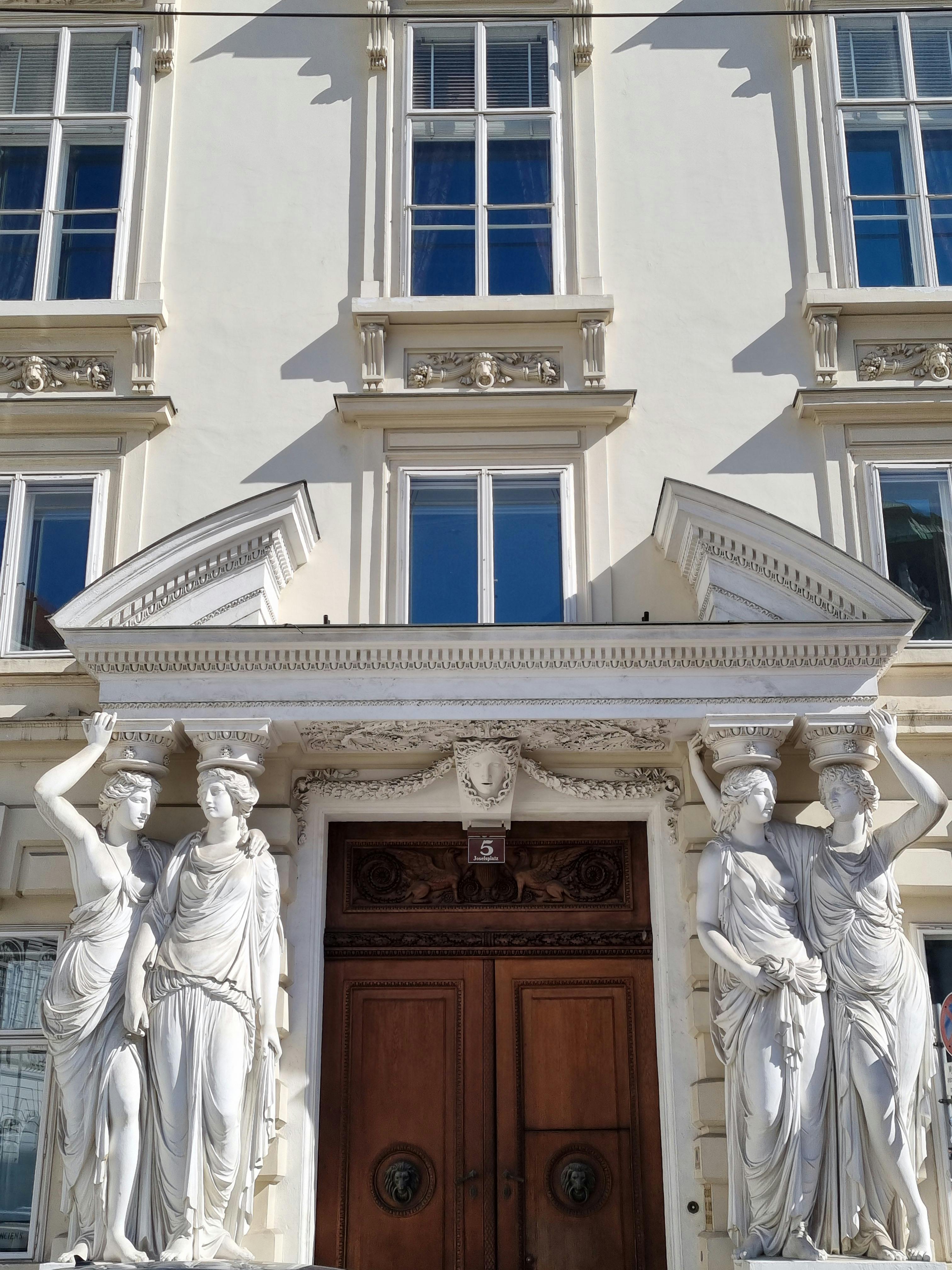 Statues on Facade of Building in Vienna · Free Stock Photo