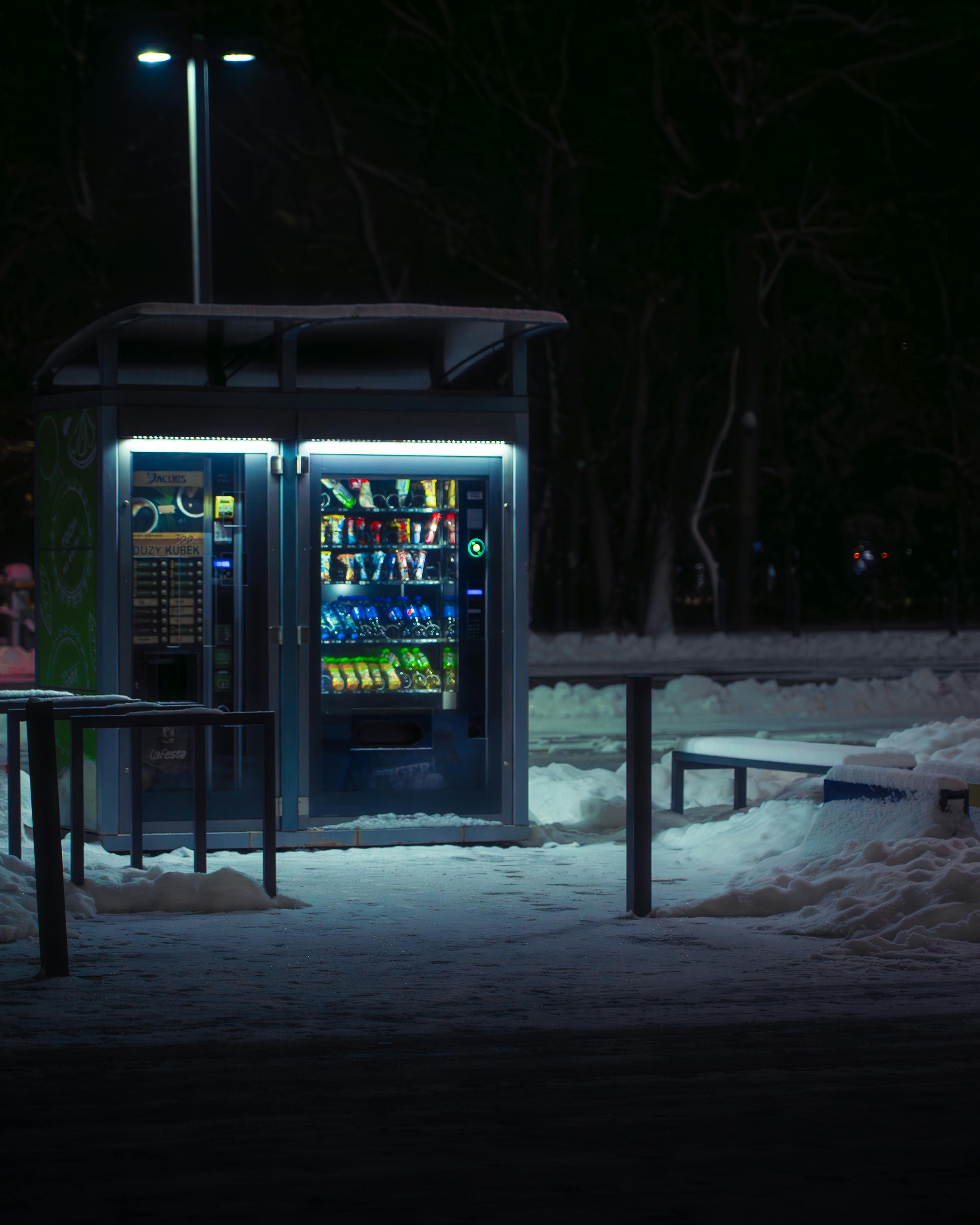 Vending Machine at Night · Free Stock Photo