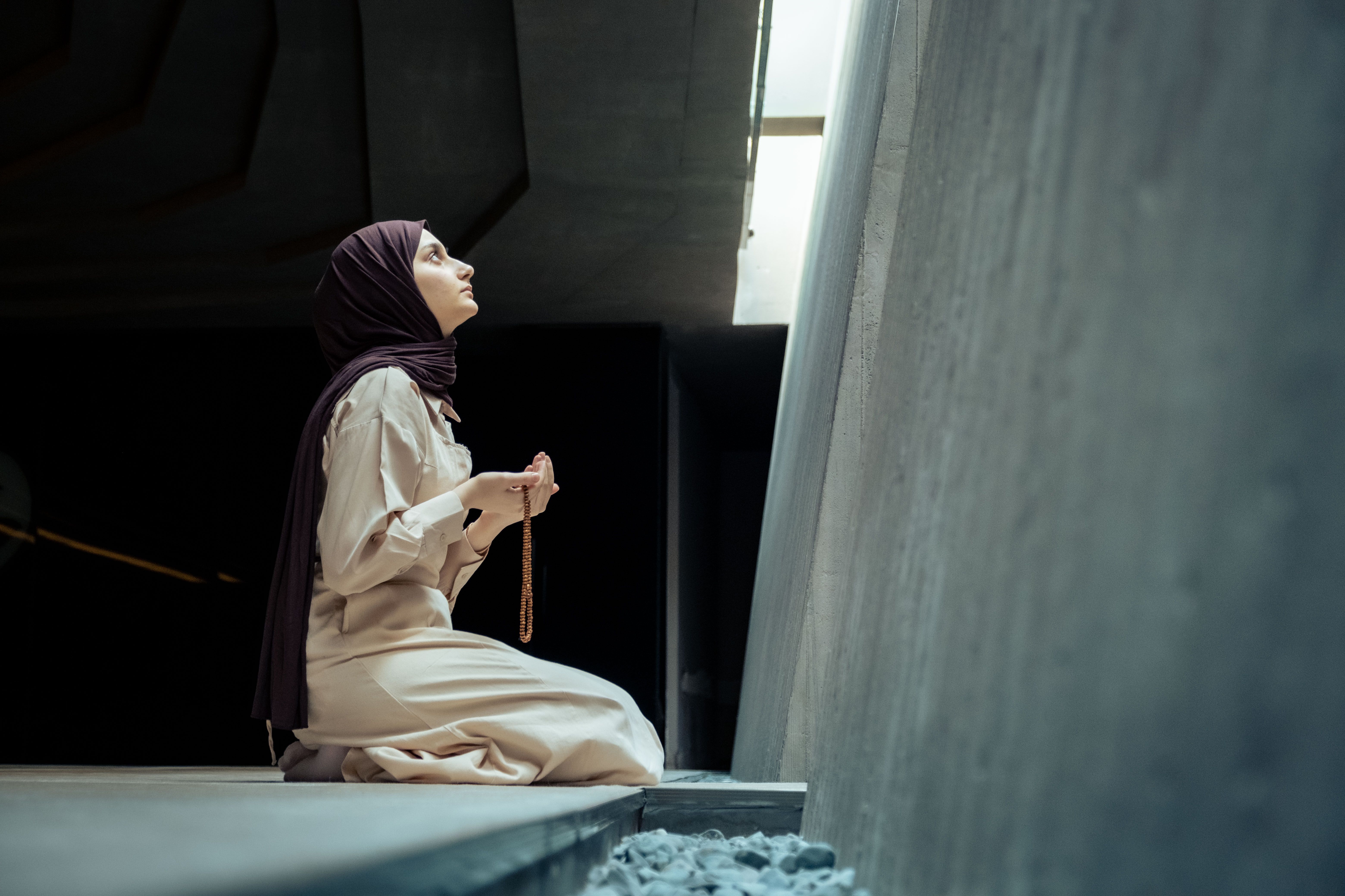 Woman in Hijab Kneeling and Praying at Mosque · Free Stock Photo