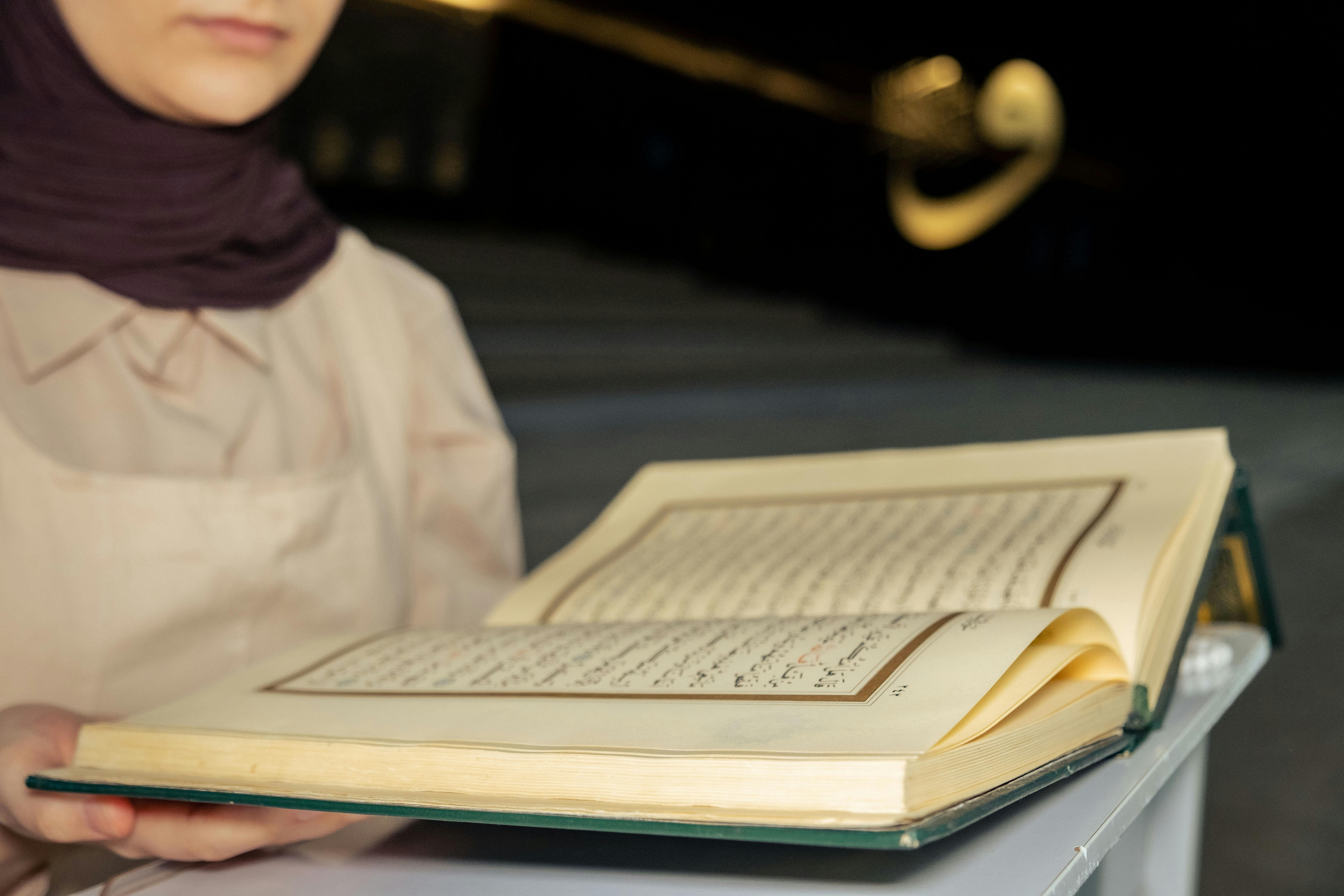 Muslim Hold Quran Photos, Download The BEST Free Muslim Hold Quran ...