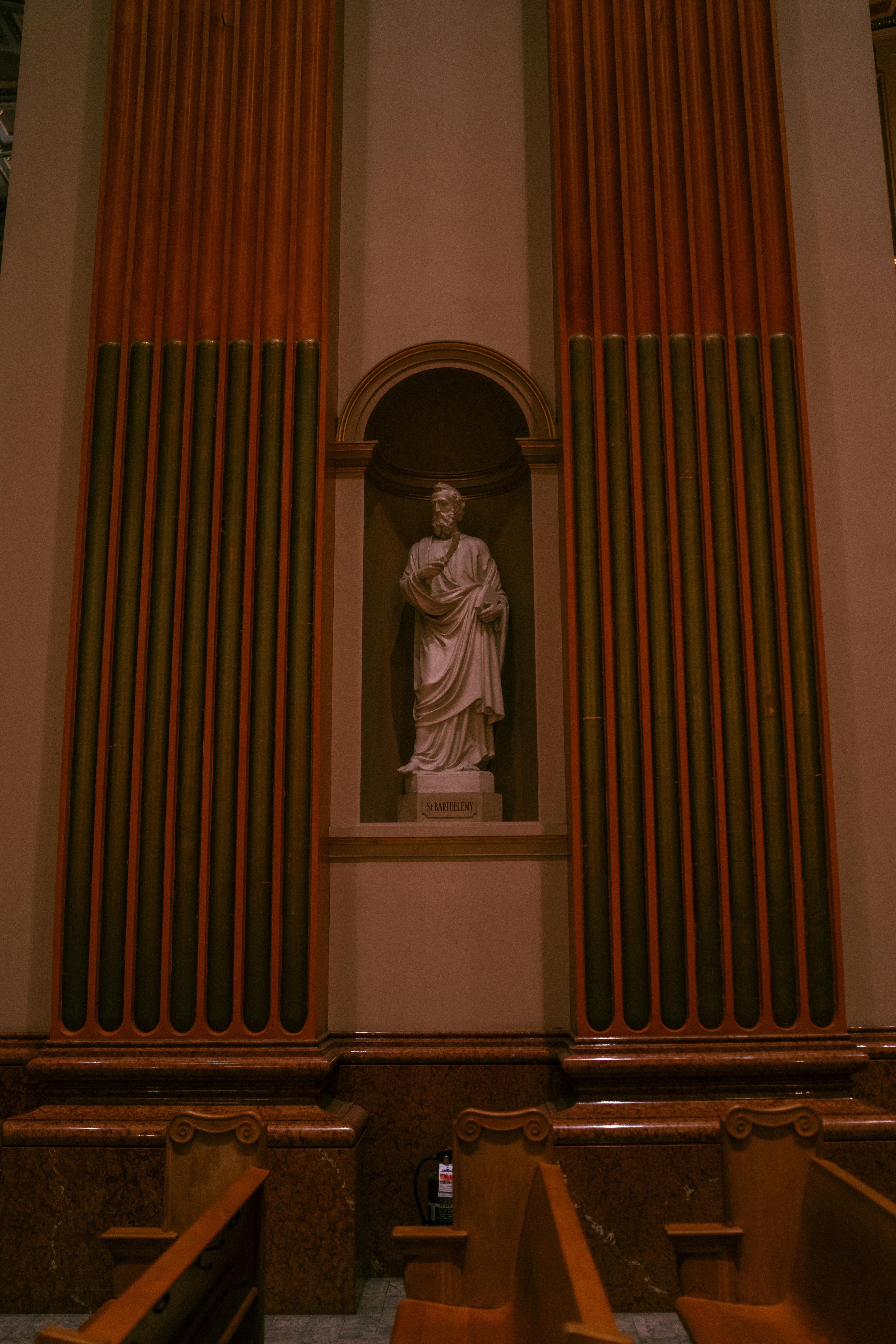 Sculpture in Niche in Mary, Queen of the World Cathedral · Free Stock Photo