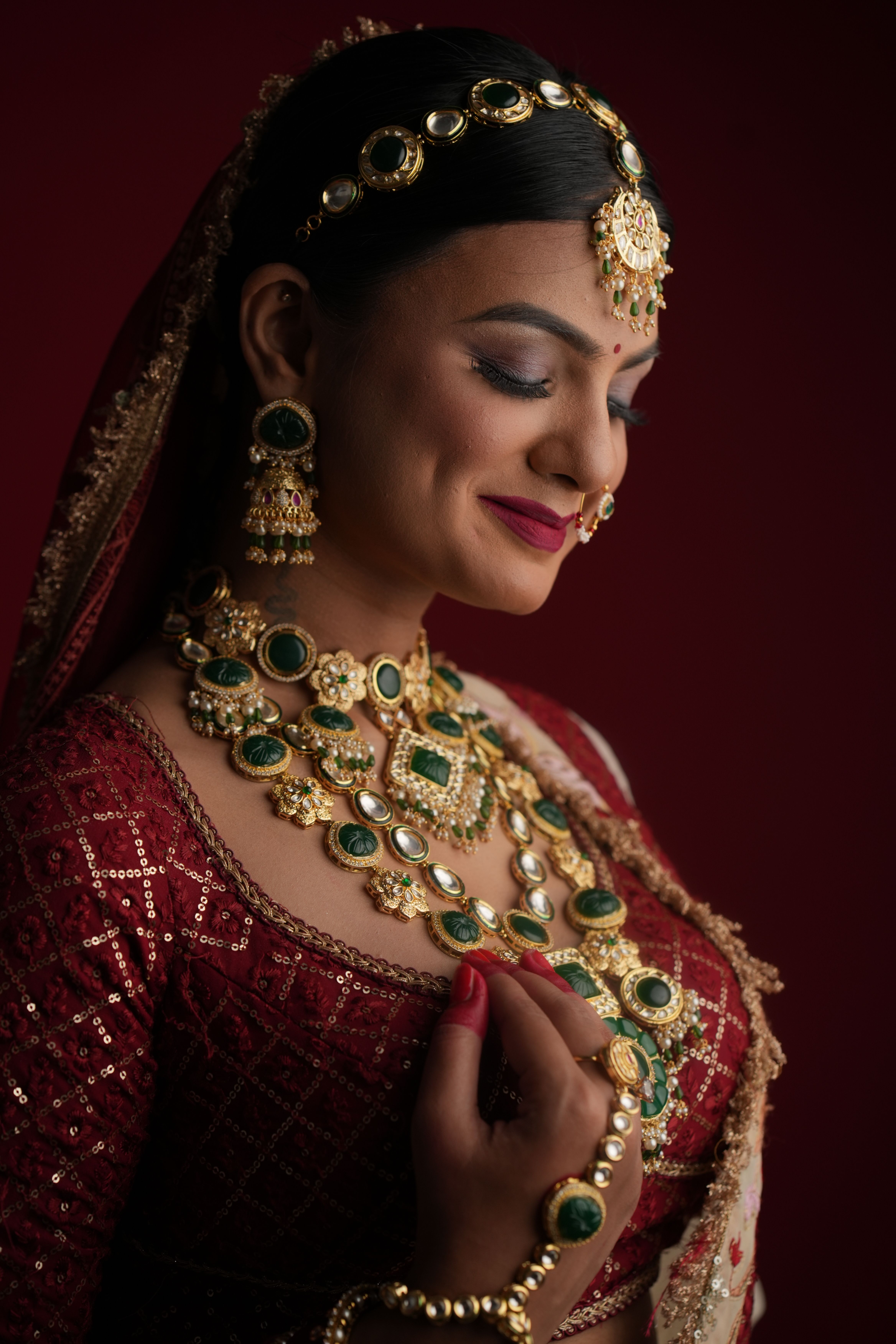A beautiful indian bride wearing traditional jewellery · Free Stock Photo