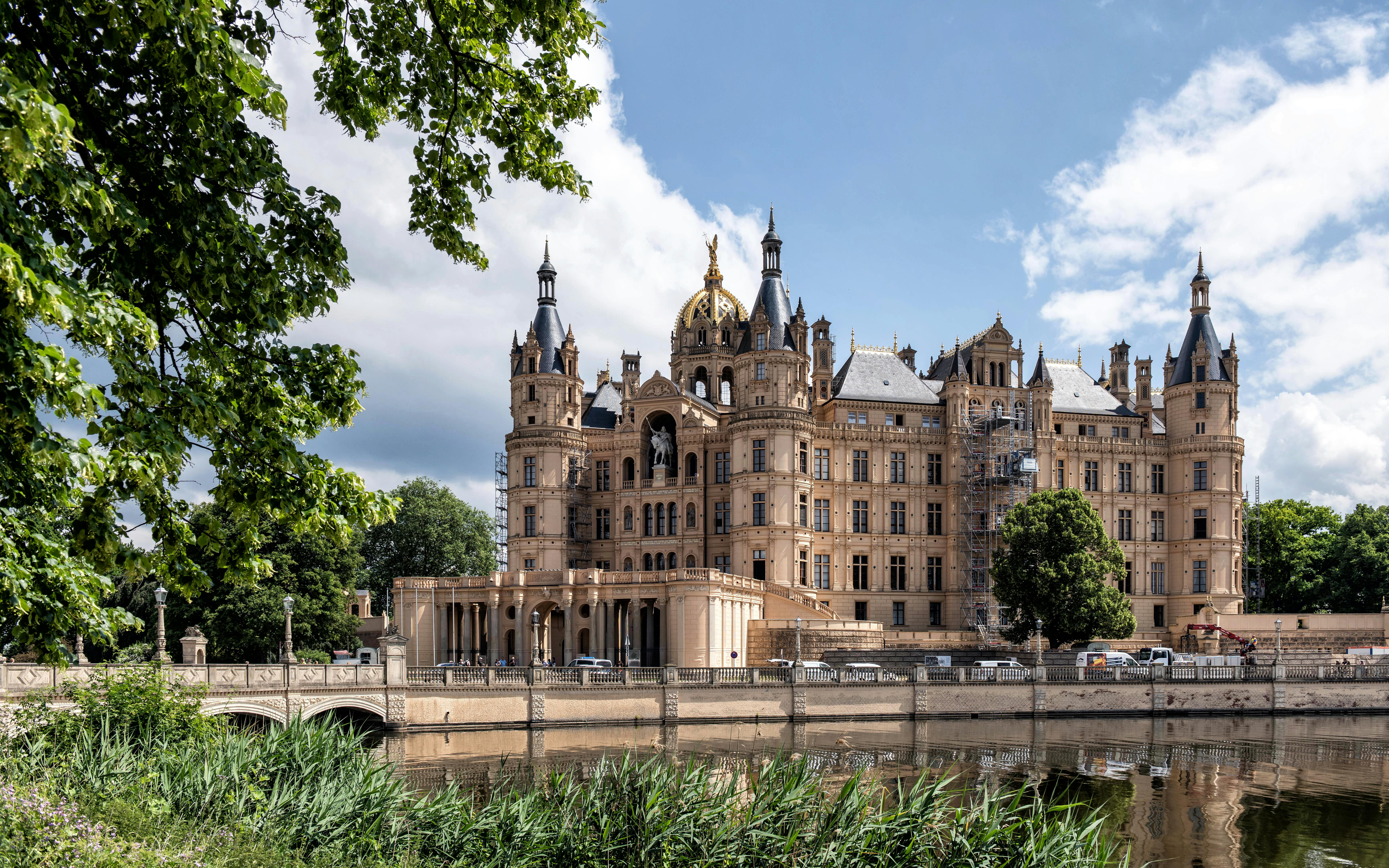 Schwerin Castle on the Lake · Free Stock Photo