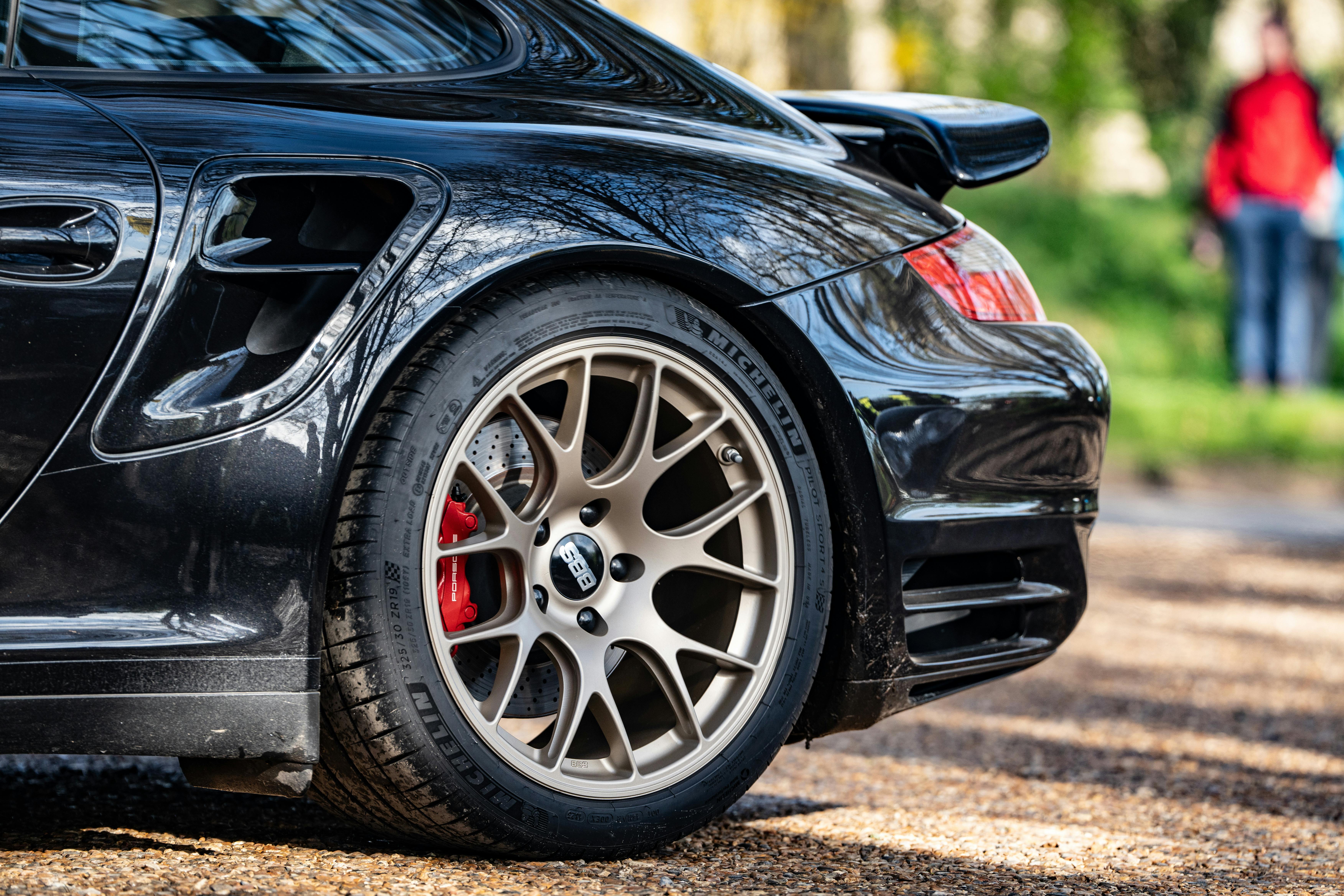 Close-up of a Black Sports Car with Aluminum Rims · Free Stock Photo