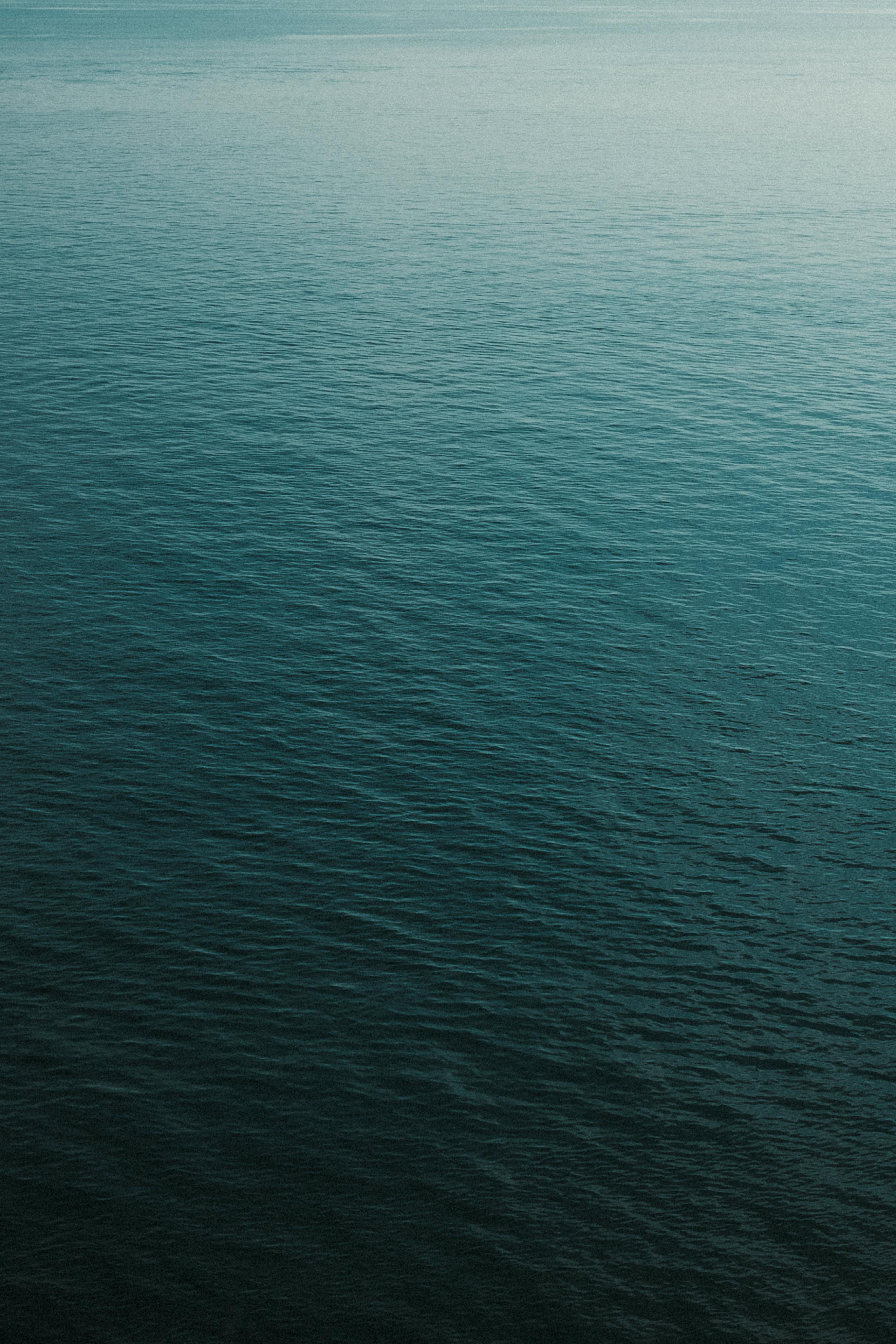 Dark Green Sea · Free Stock Photo