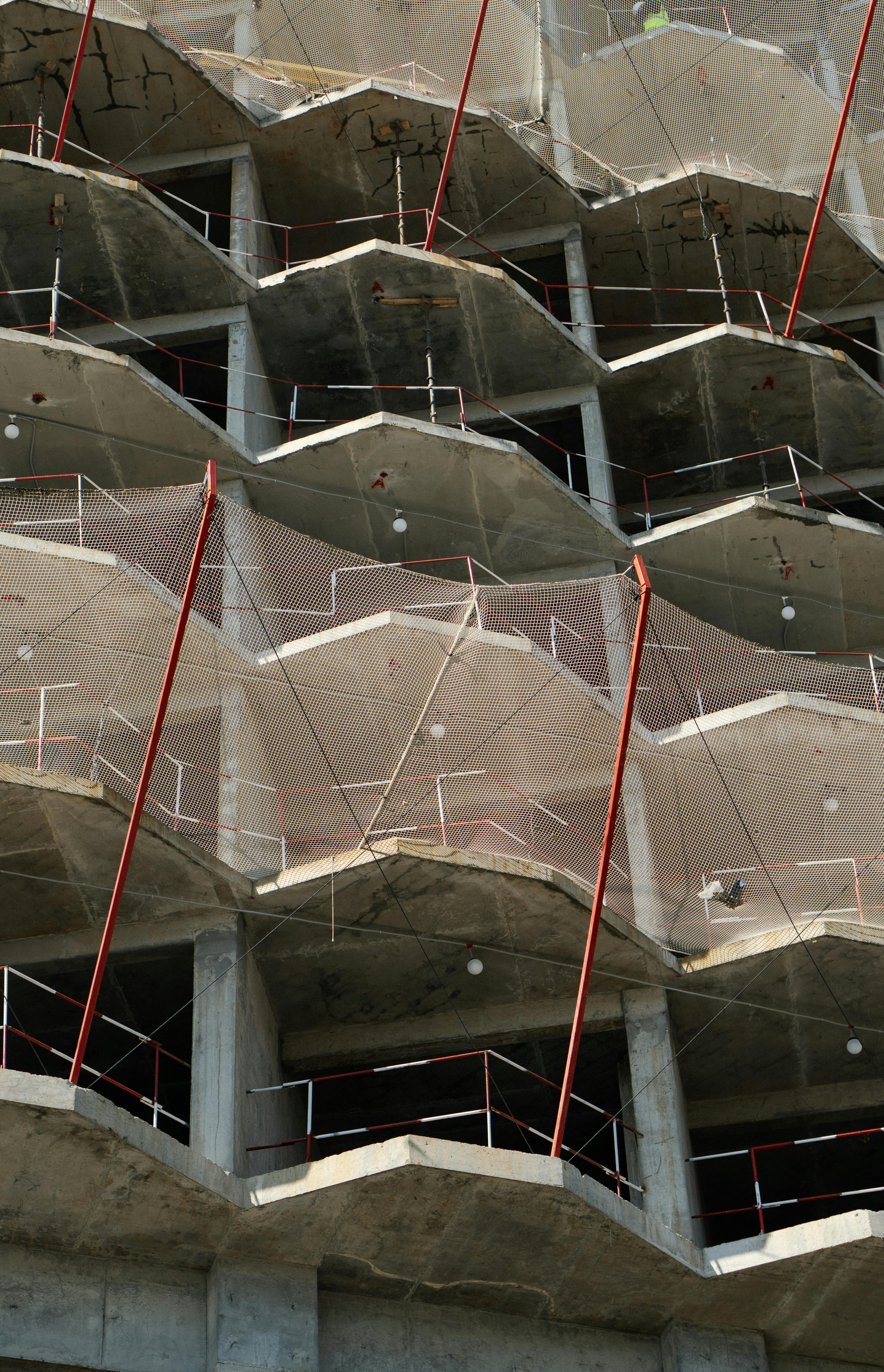 A construction site with scaffolding and scaffolding · Free Stock Photo