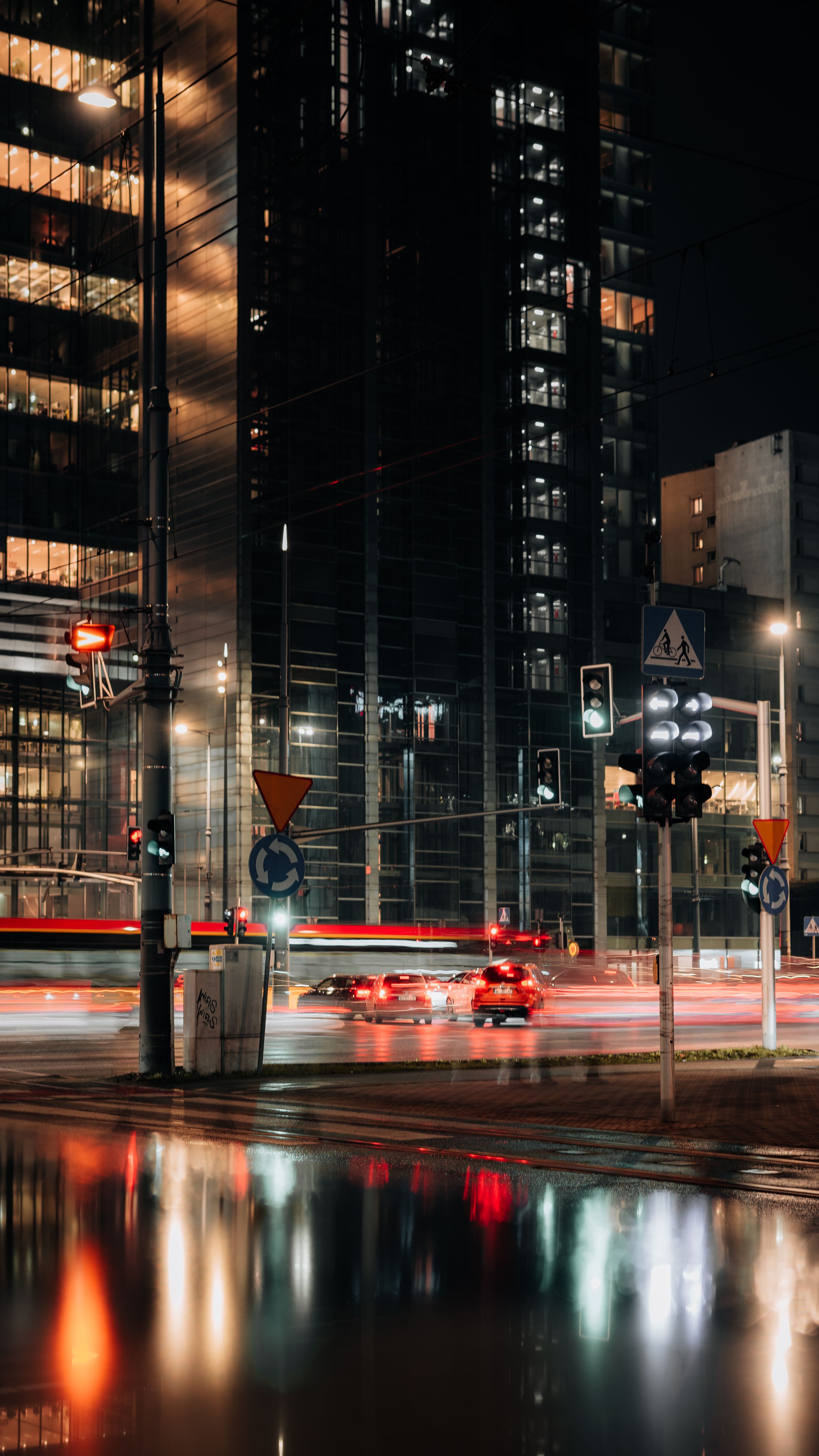 Light Reflection in Building Windows · Free Stock Photo