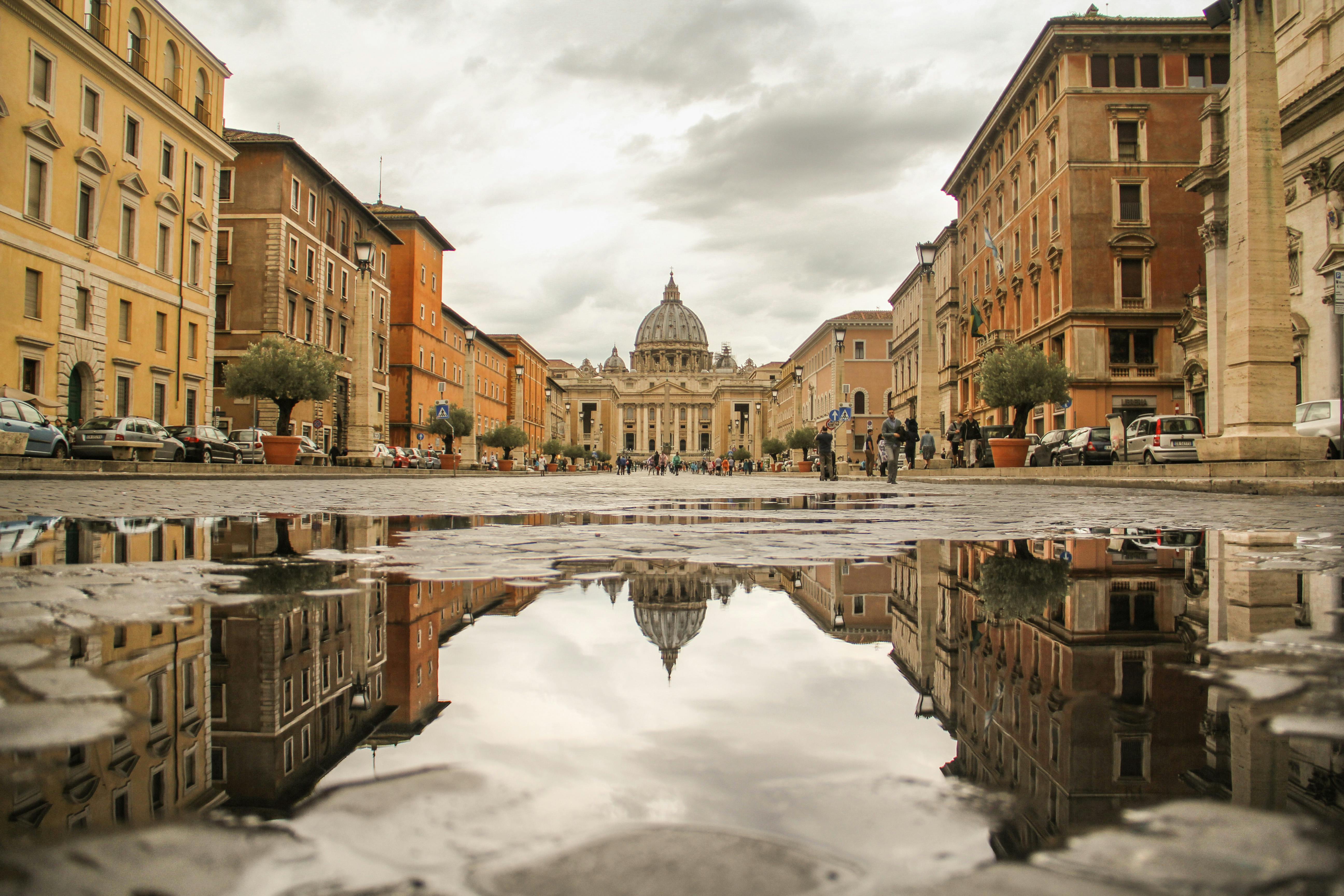 A reflection of the city in a puddle · Free Stock Photo