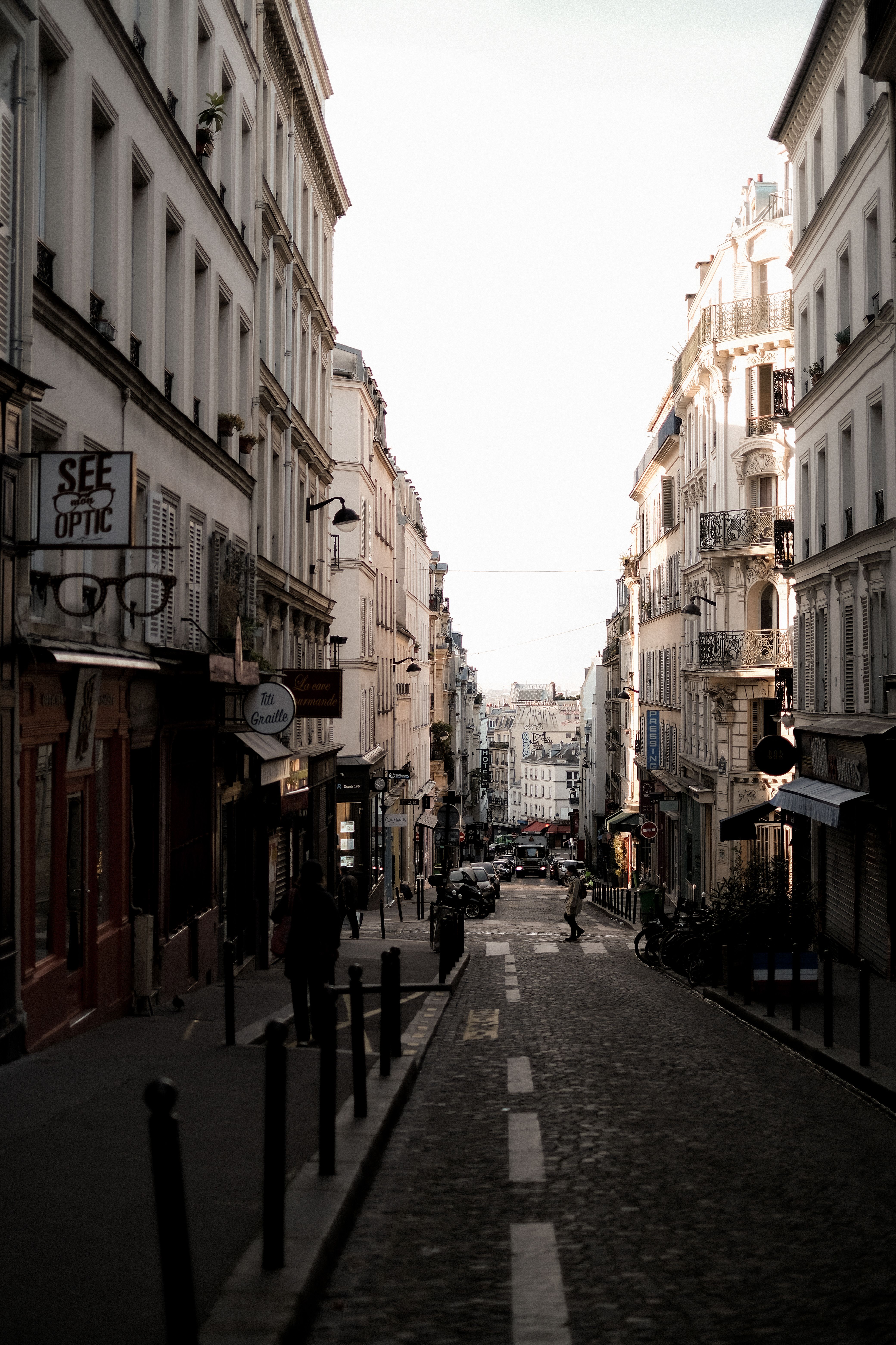 Narrow Street in City · Free Stock Photo