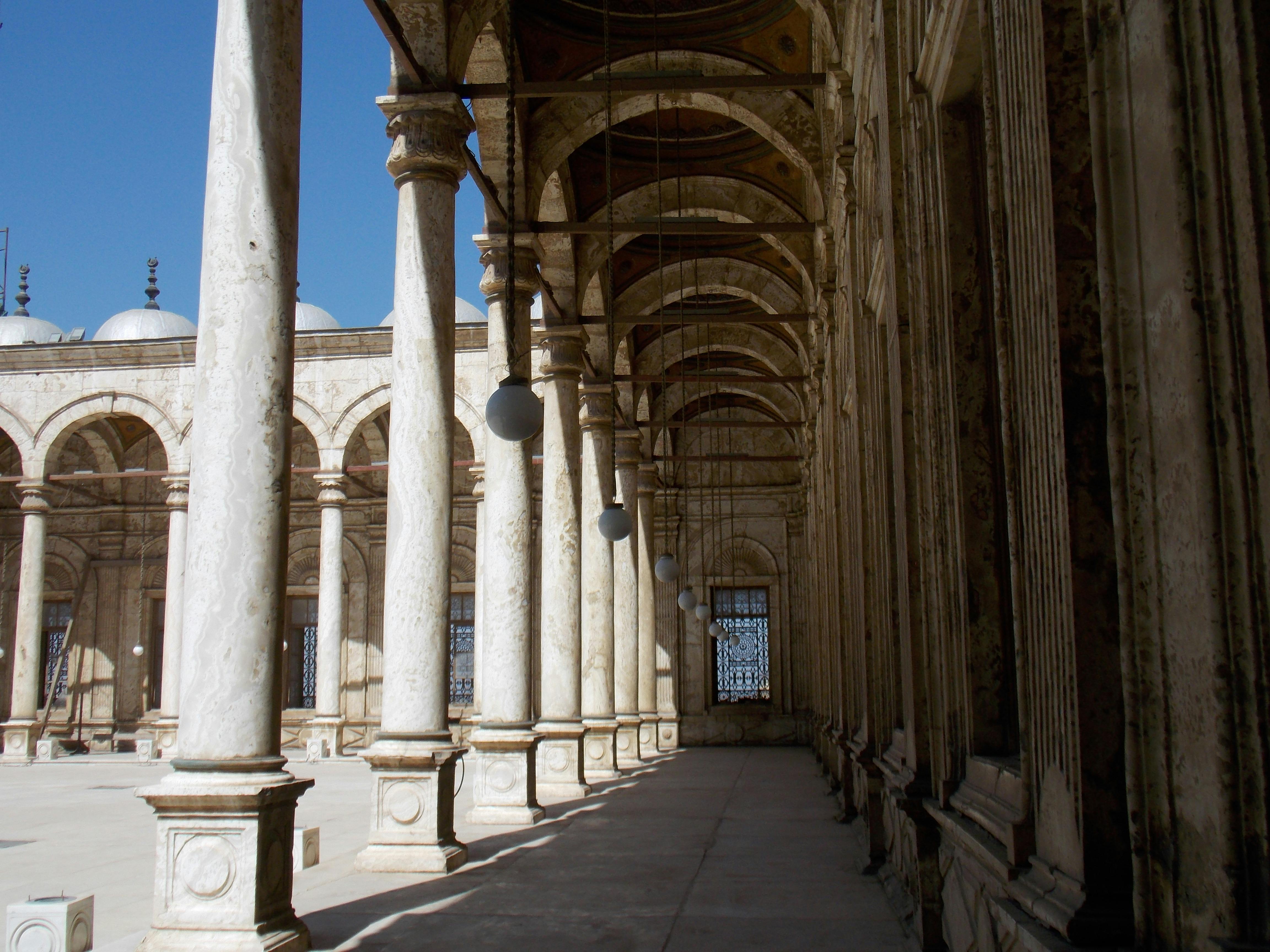 The interior of a mosque with columns and arches · Free Stock Photo