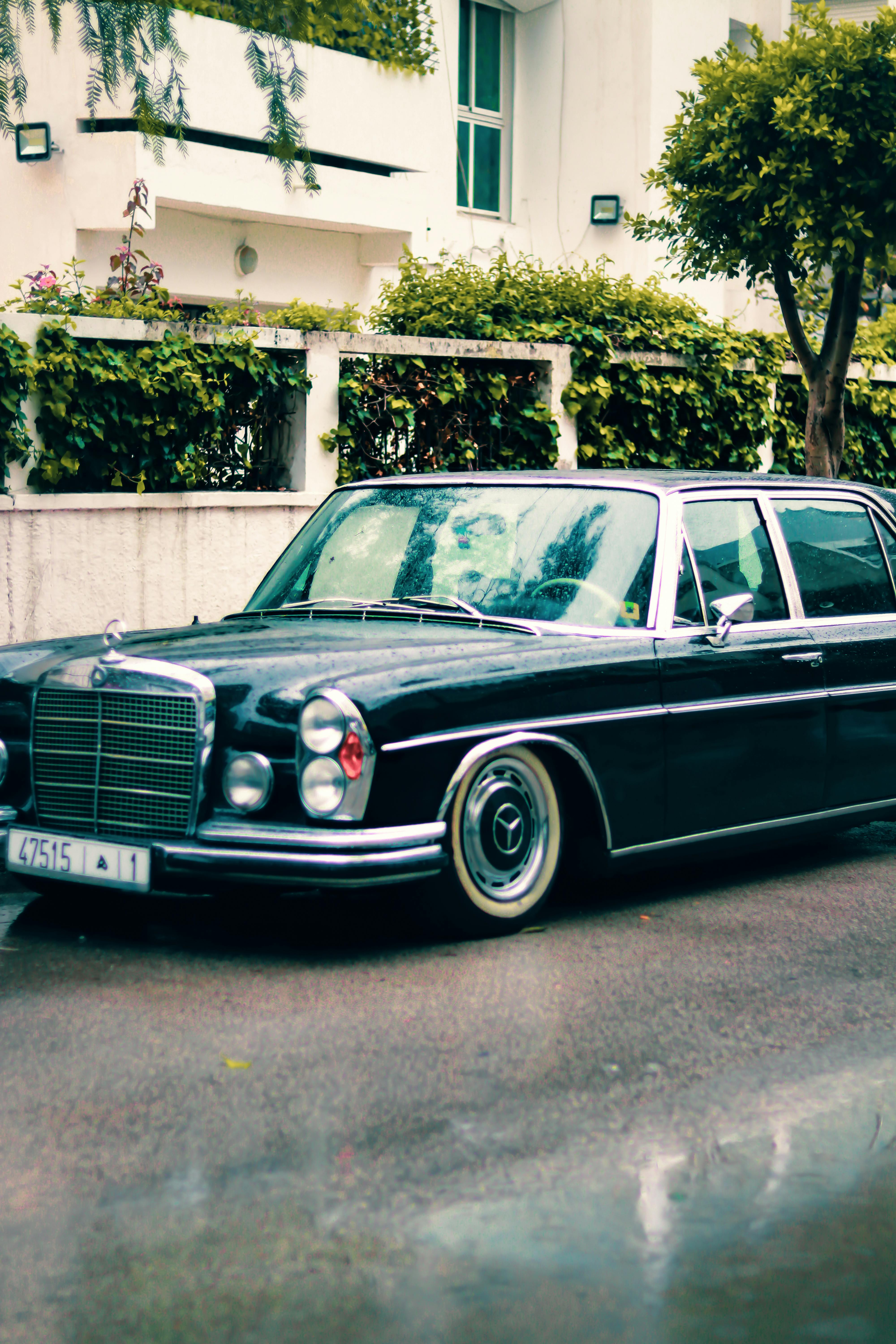 Dark green Mercedes · Free Stock Photo