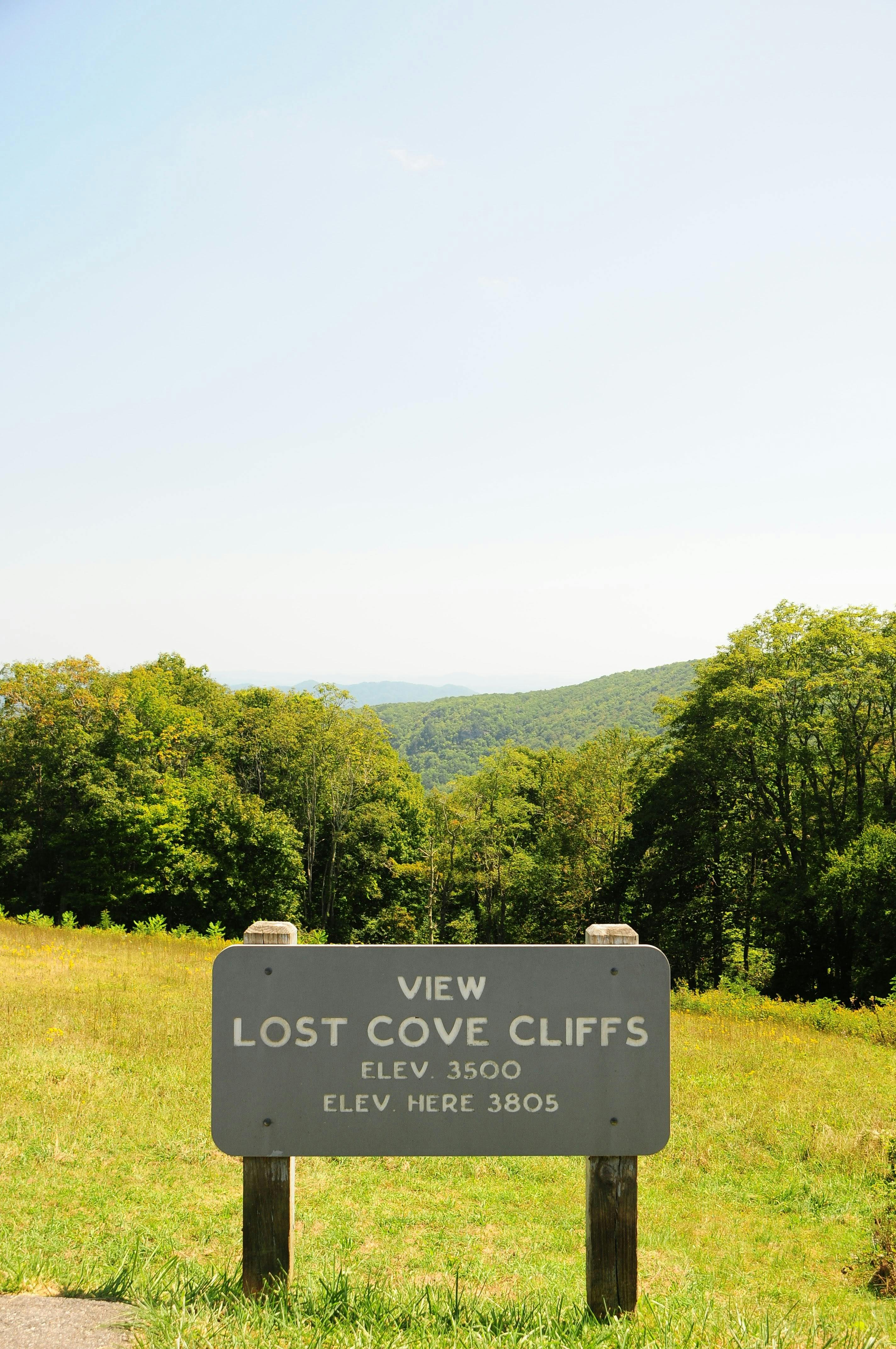 Sign at the Lost Cove Cliffs Overlook · Free Stock Photo