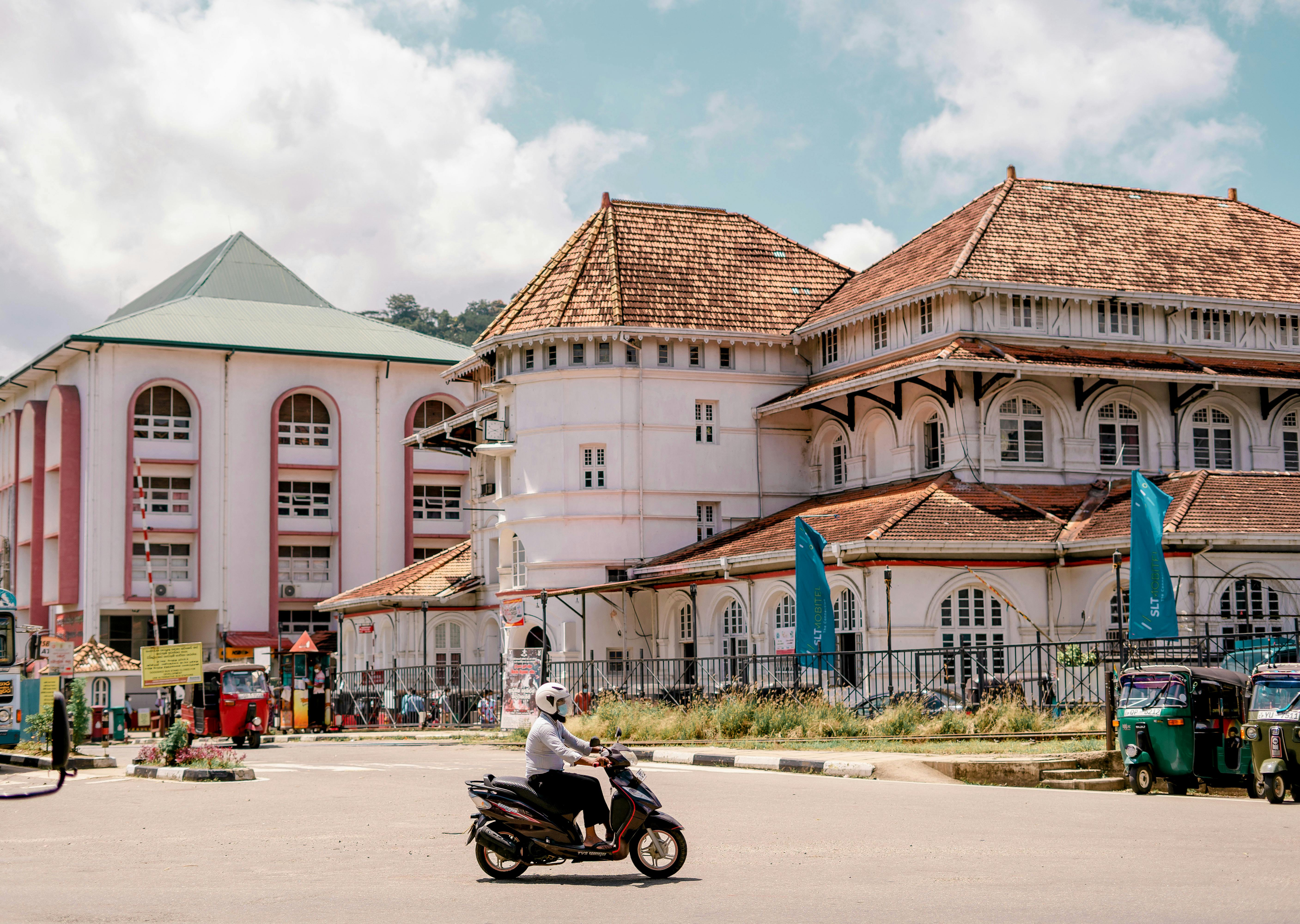 Facade of the Queens Hotel, Kandy, Sri Lanka · Free Stock Photo