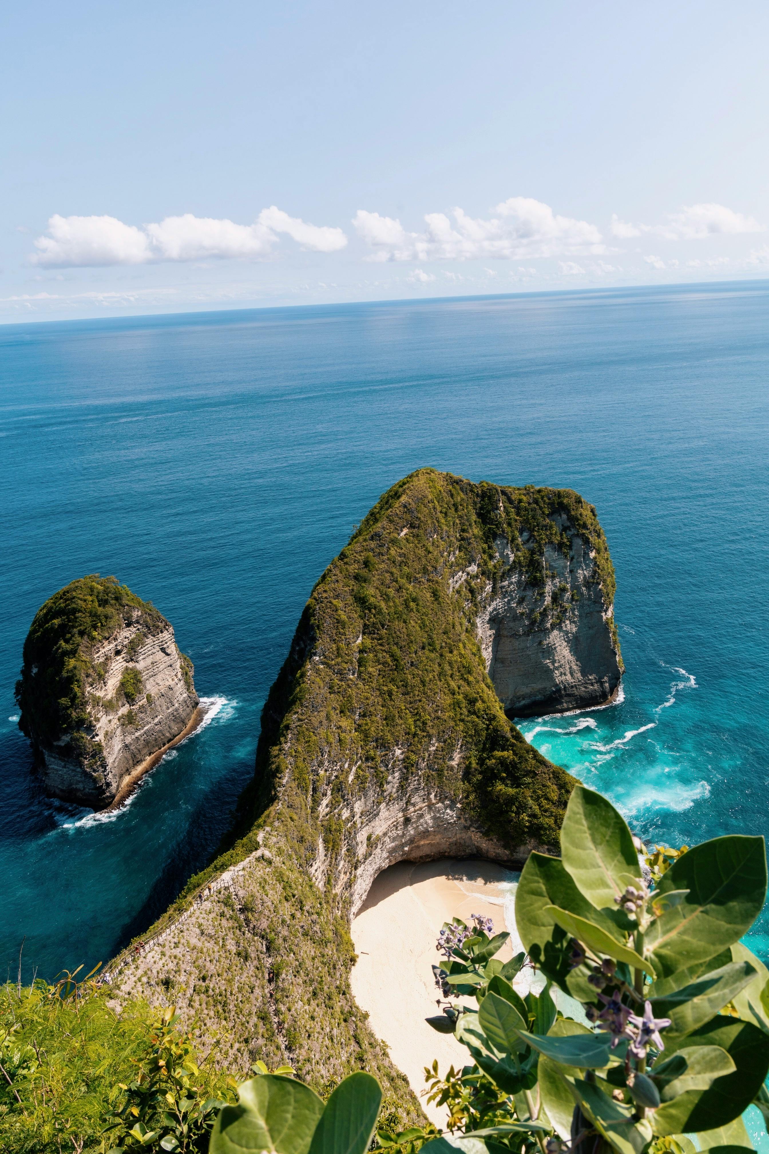 Batu Di Tepi Pantai Di Bawah Sinar Matahari · Foto Stok Gratis