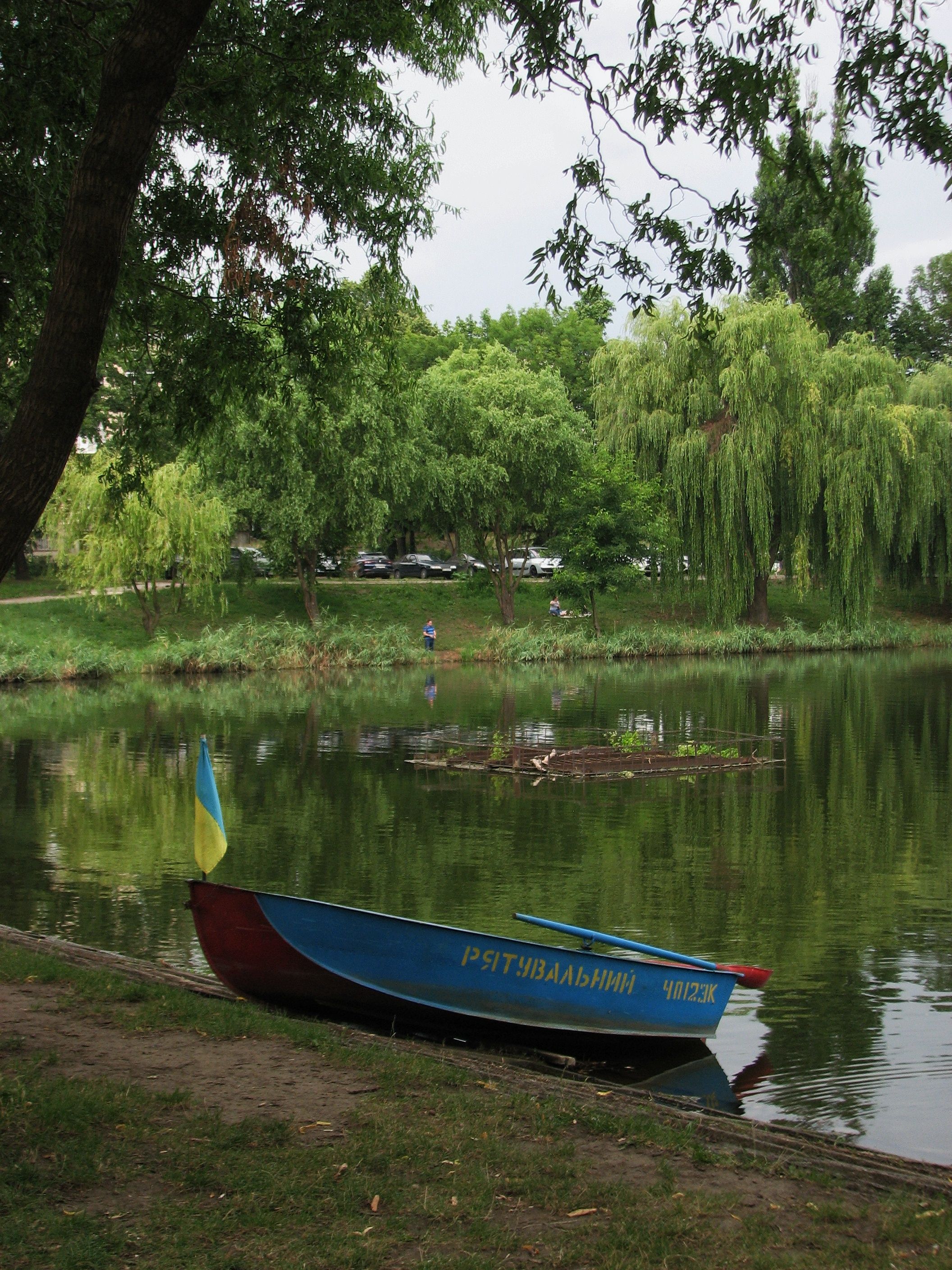Boat on the Shore of a Pond in the Park · Free Stock Photo