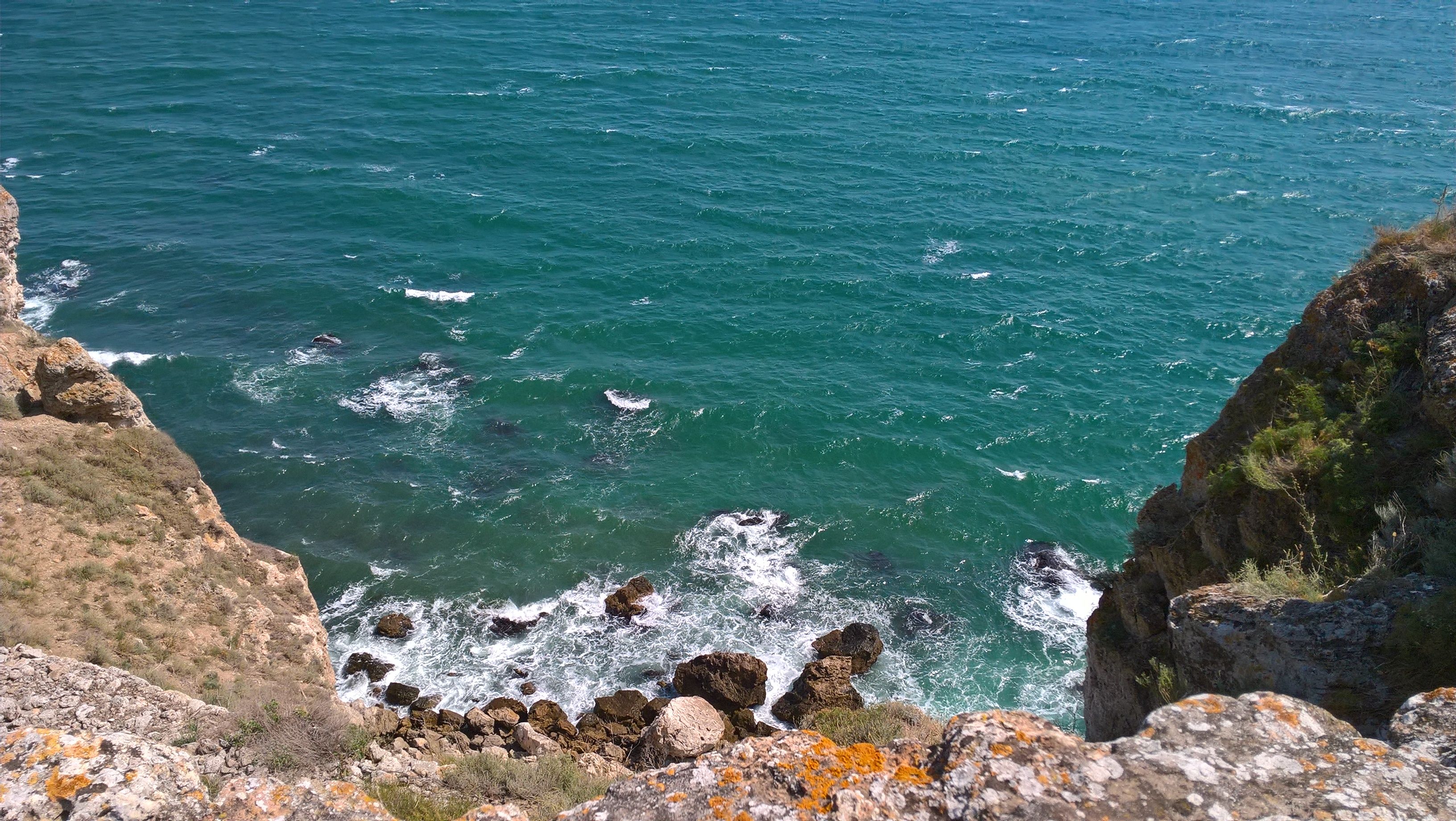 Rock in Sea under Cliff · Free Stock Photo