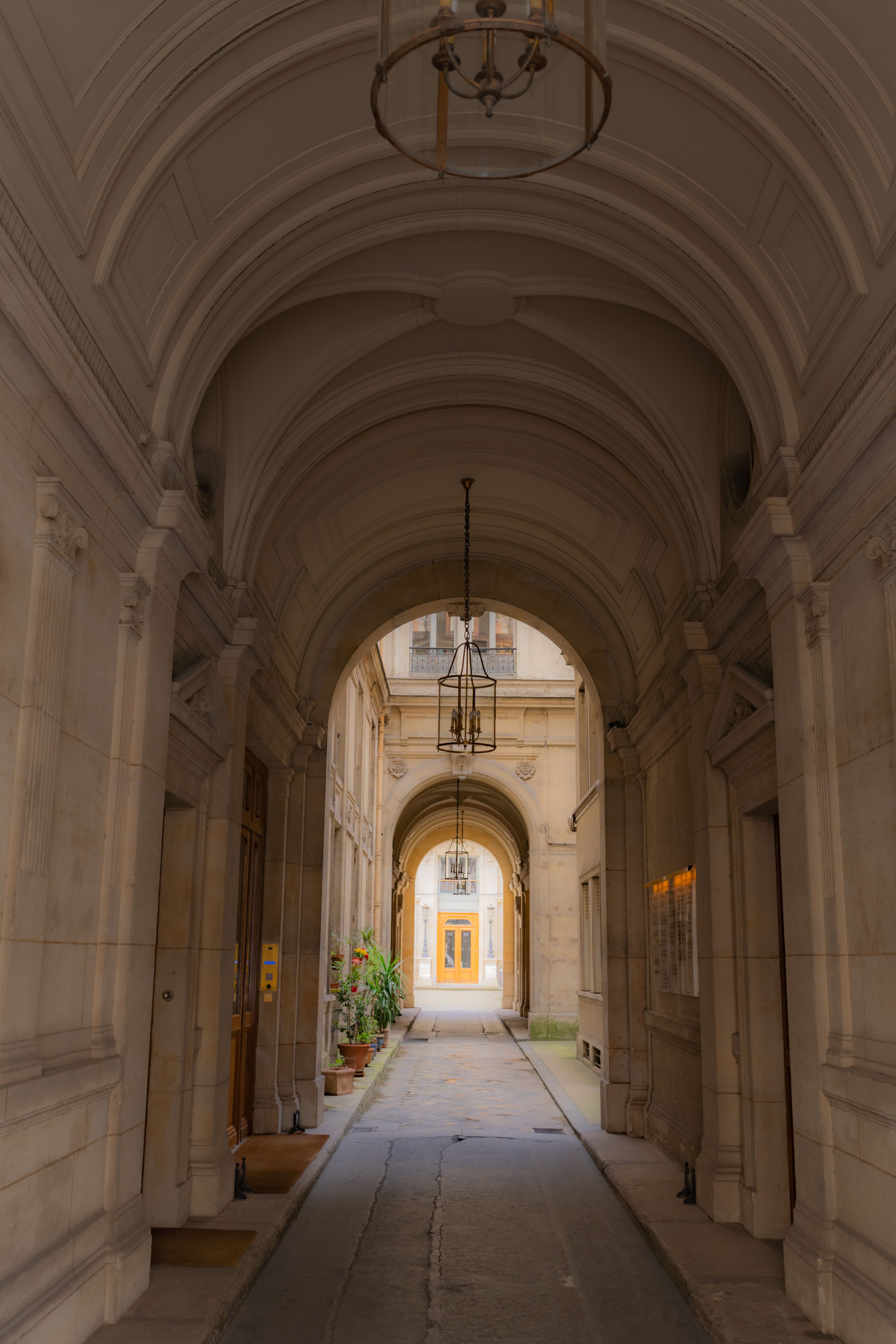 A long hallway with arched ceilings and columns · Free Stock Photo