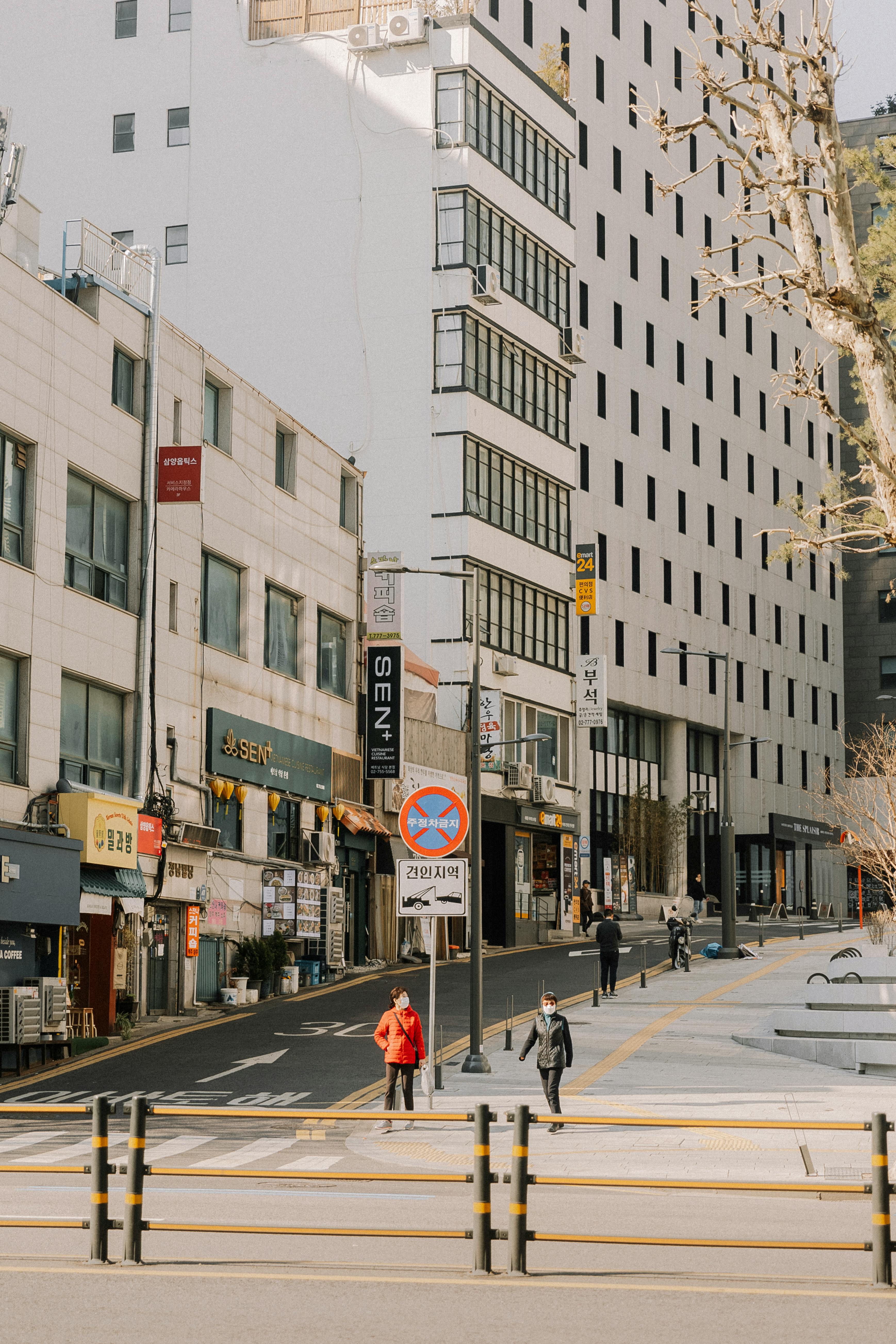 Street and Sidewalk behind Railing · Free Stock Photo