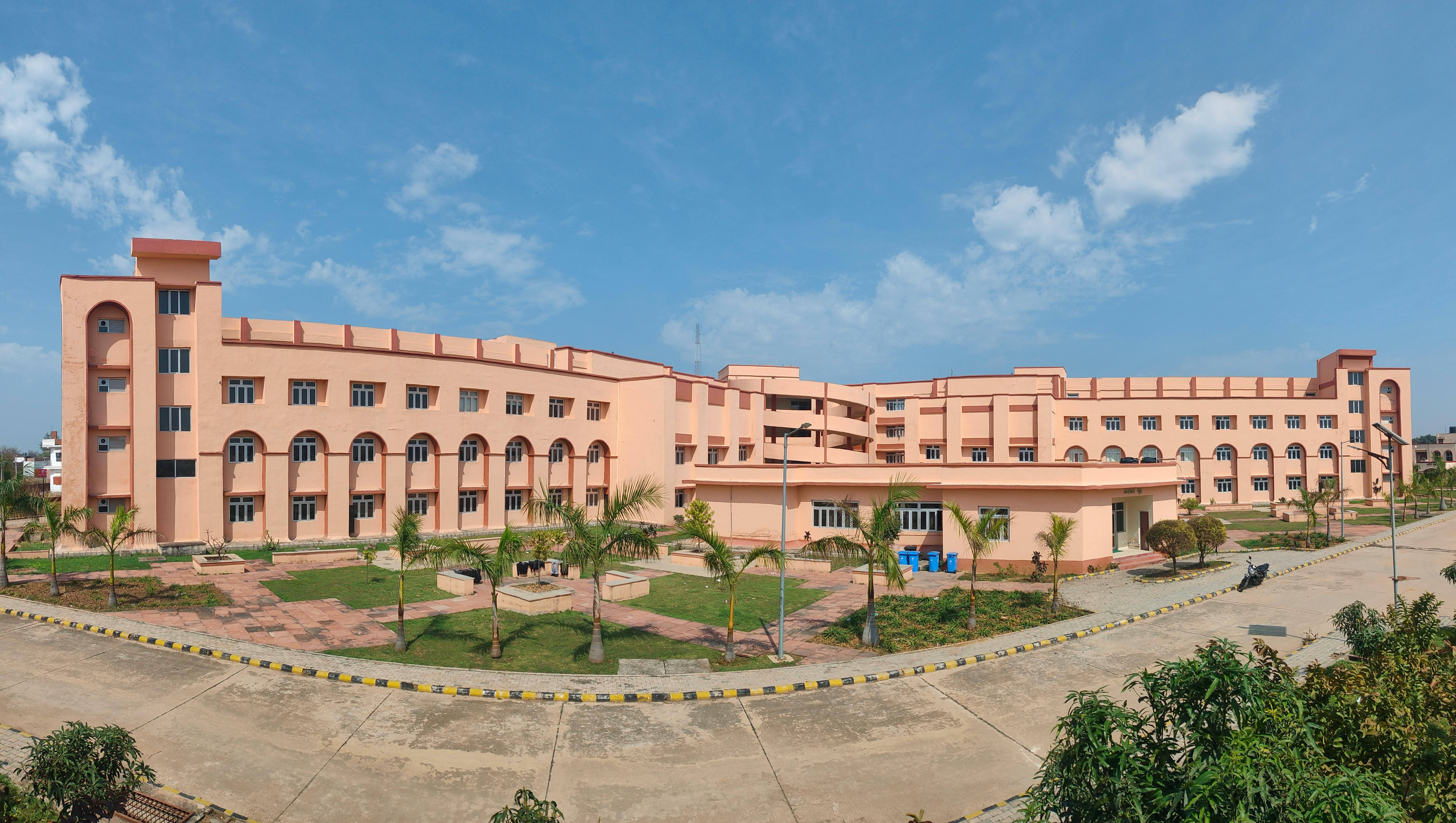 University Building in India in Sunlight · Free Stock Photo