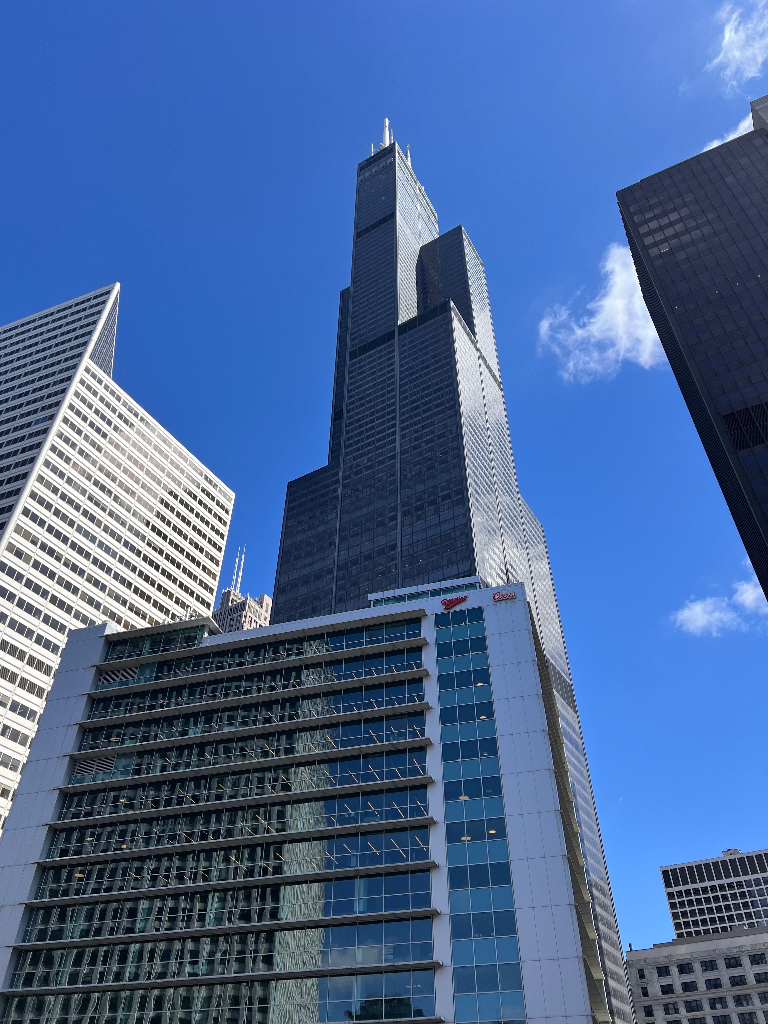 Low Angle Shot of Chicago Skyscrapers against a Blue Sky · Free Stock Photo