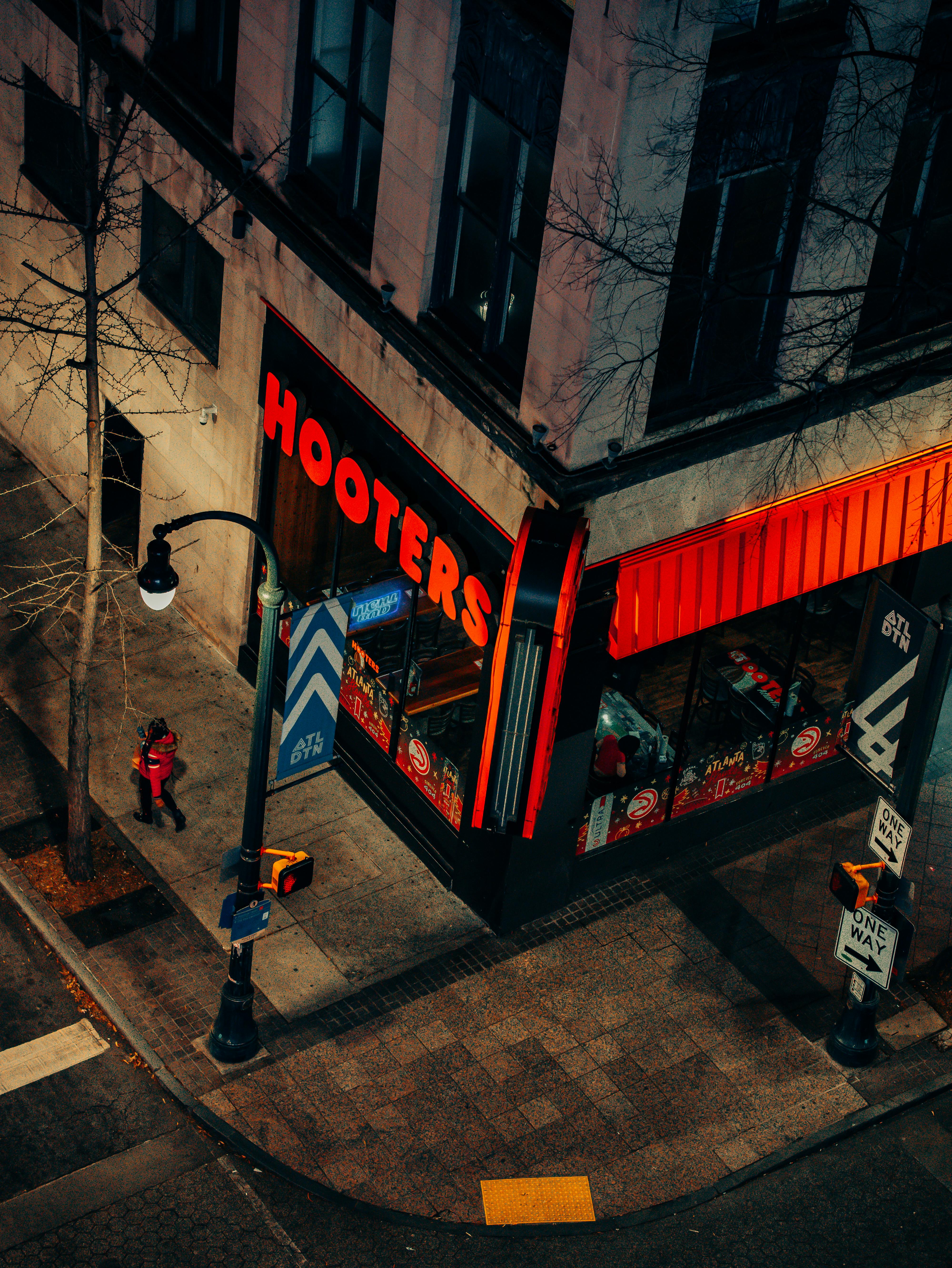 Hooters in downtown Atlanta · Free Stock Photo