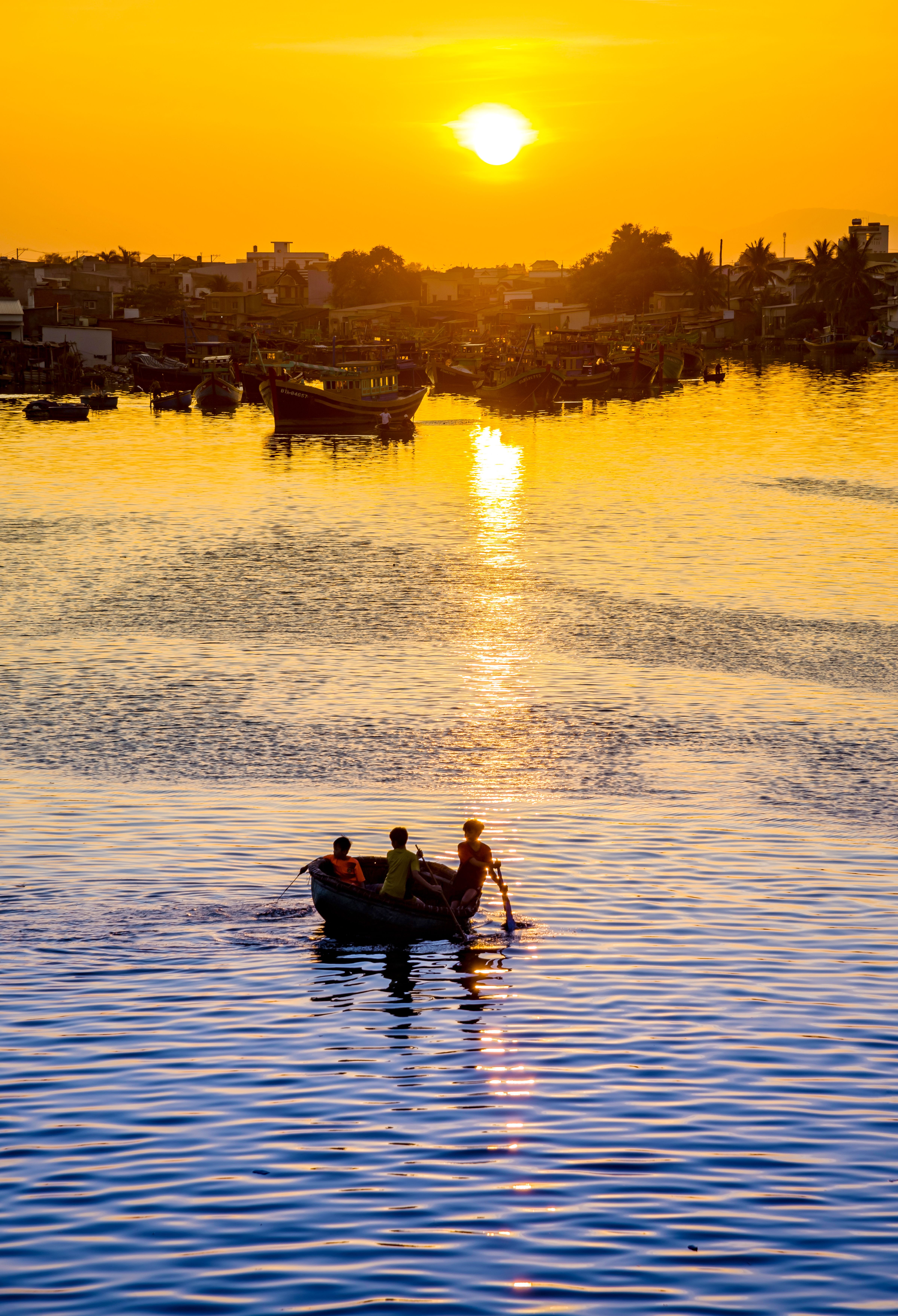 2 People on a Boat during Sunset · Free Stock Photo