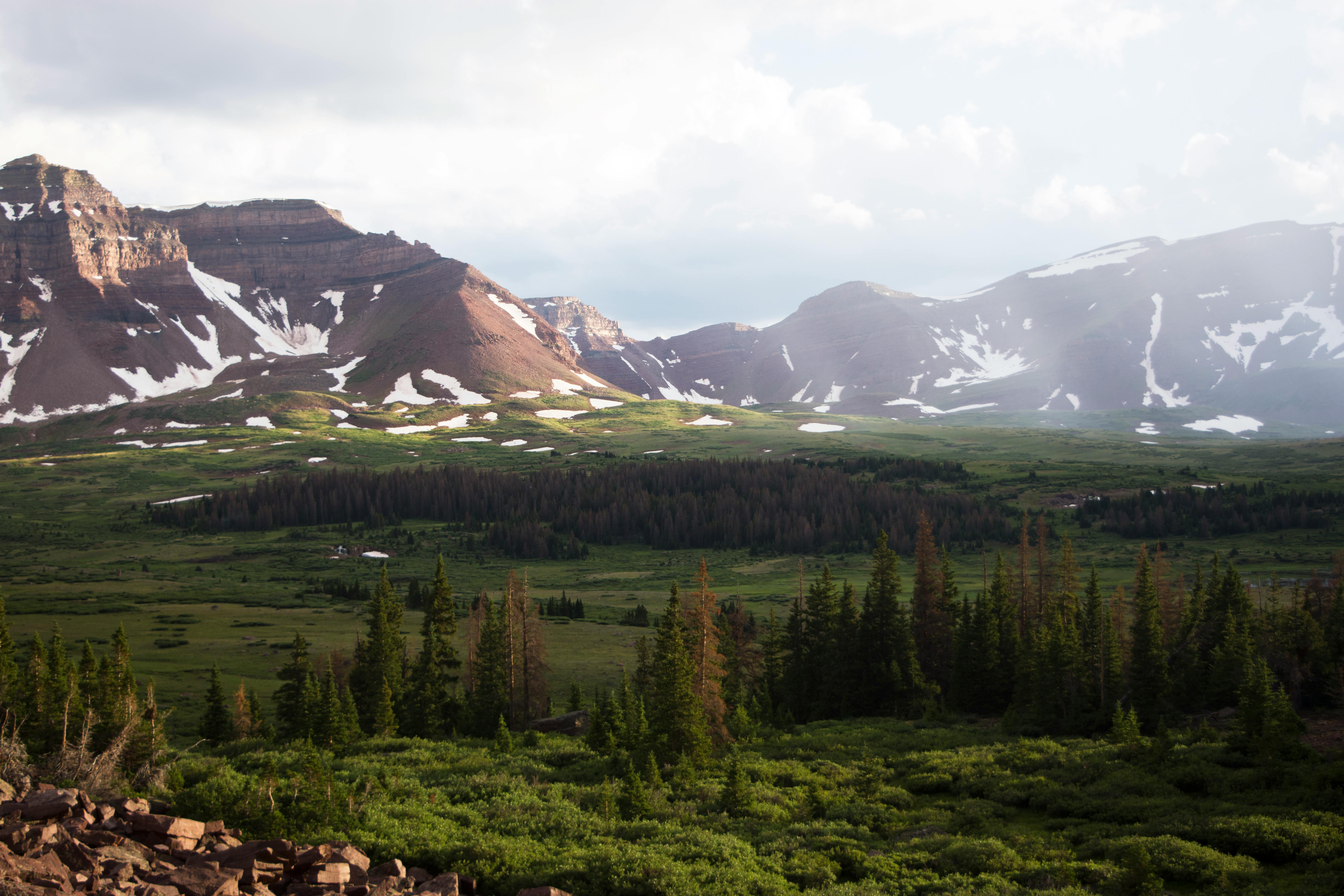 A mountain range with a green valley in the middle · Free Stock Photo
