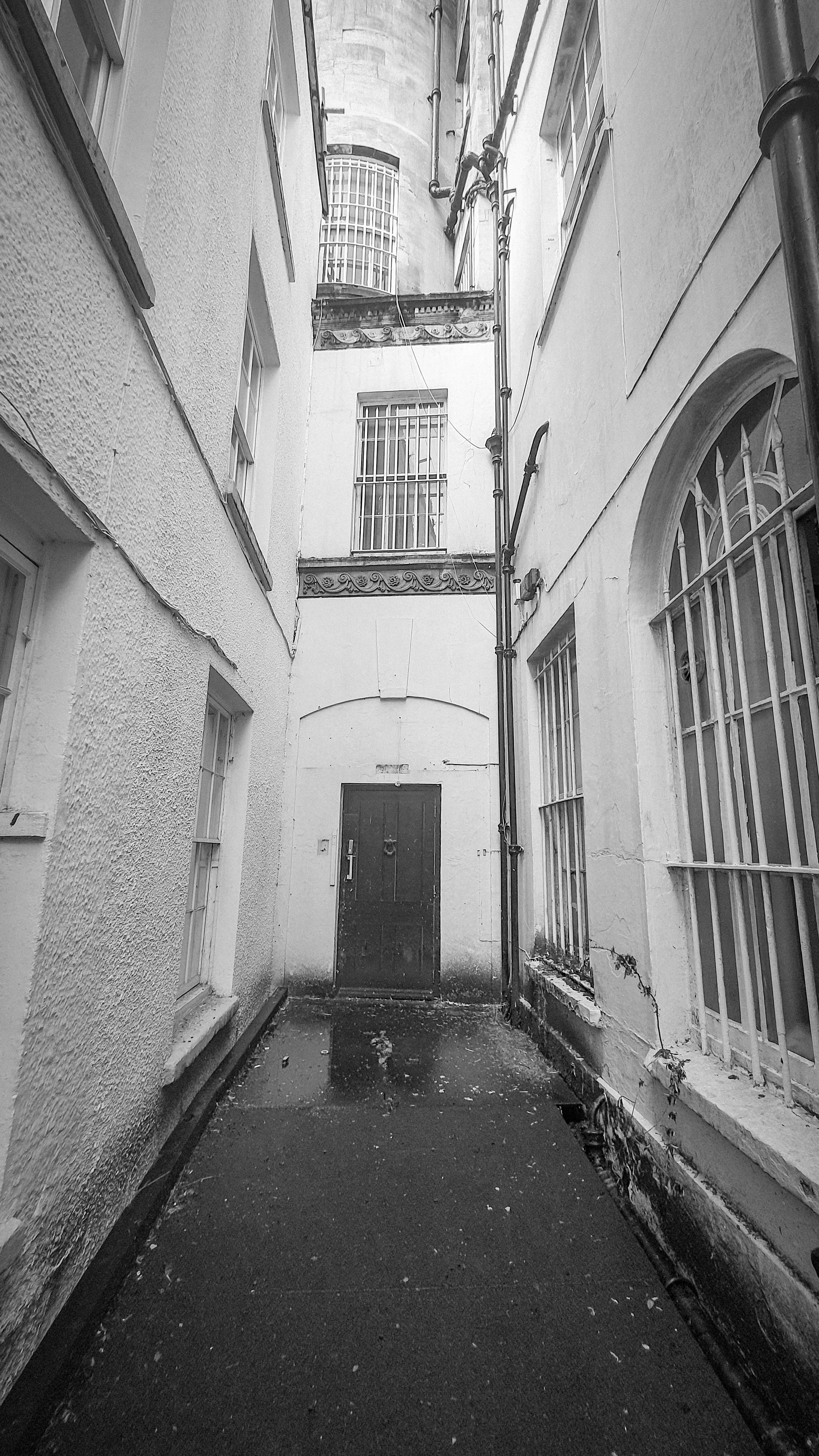 Dead End of Alley in Black and White · Free Stock Photo