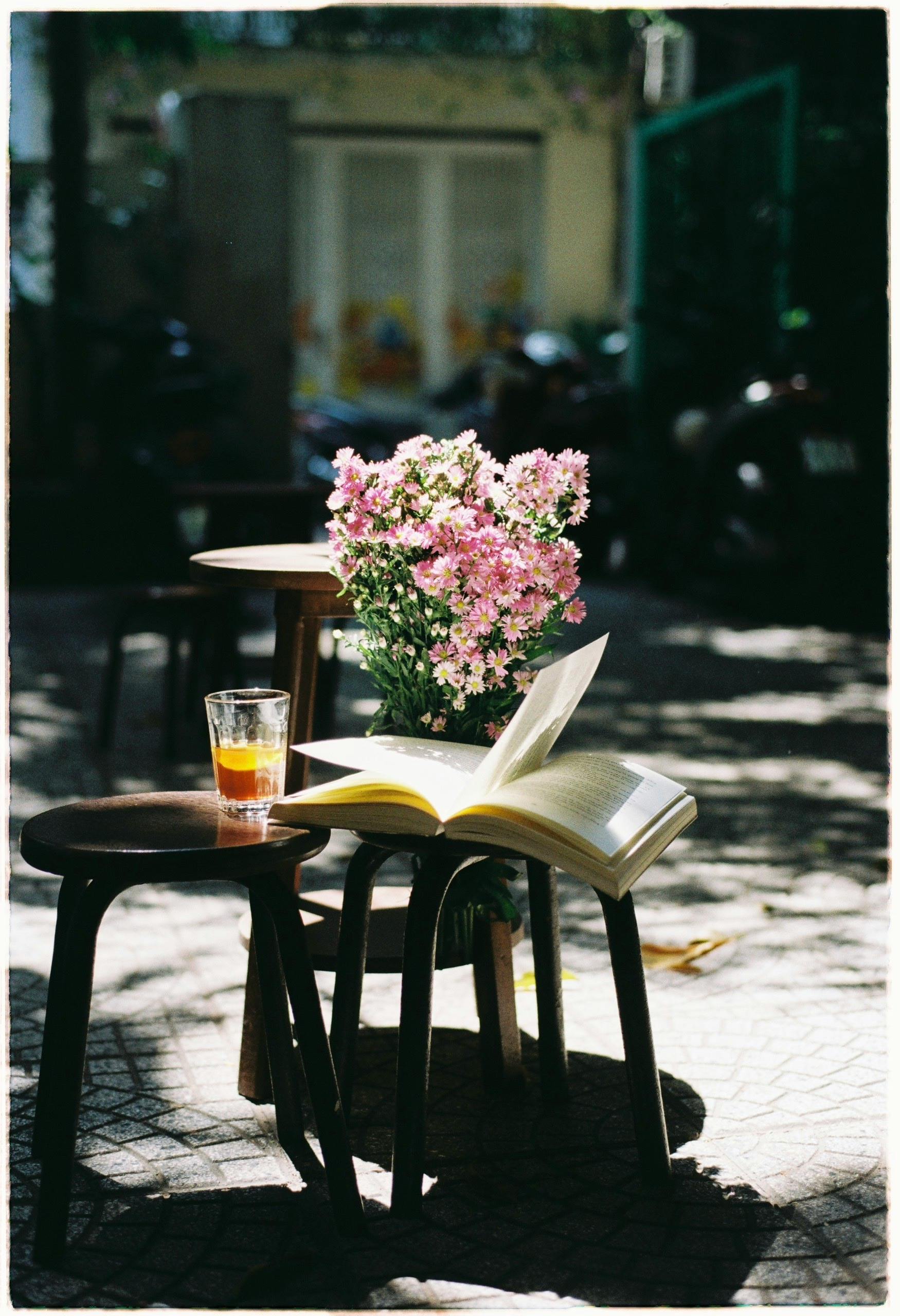 Open Book on Cafe Patio · Free Stock Photo