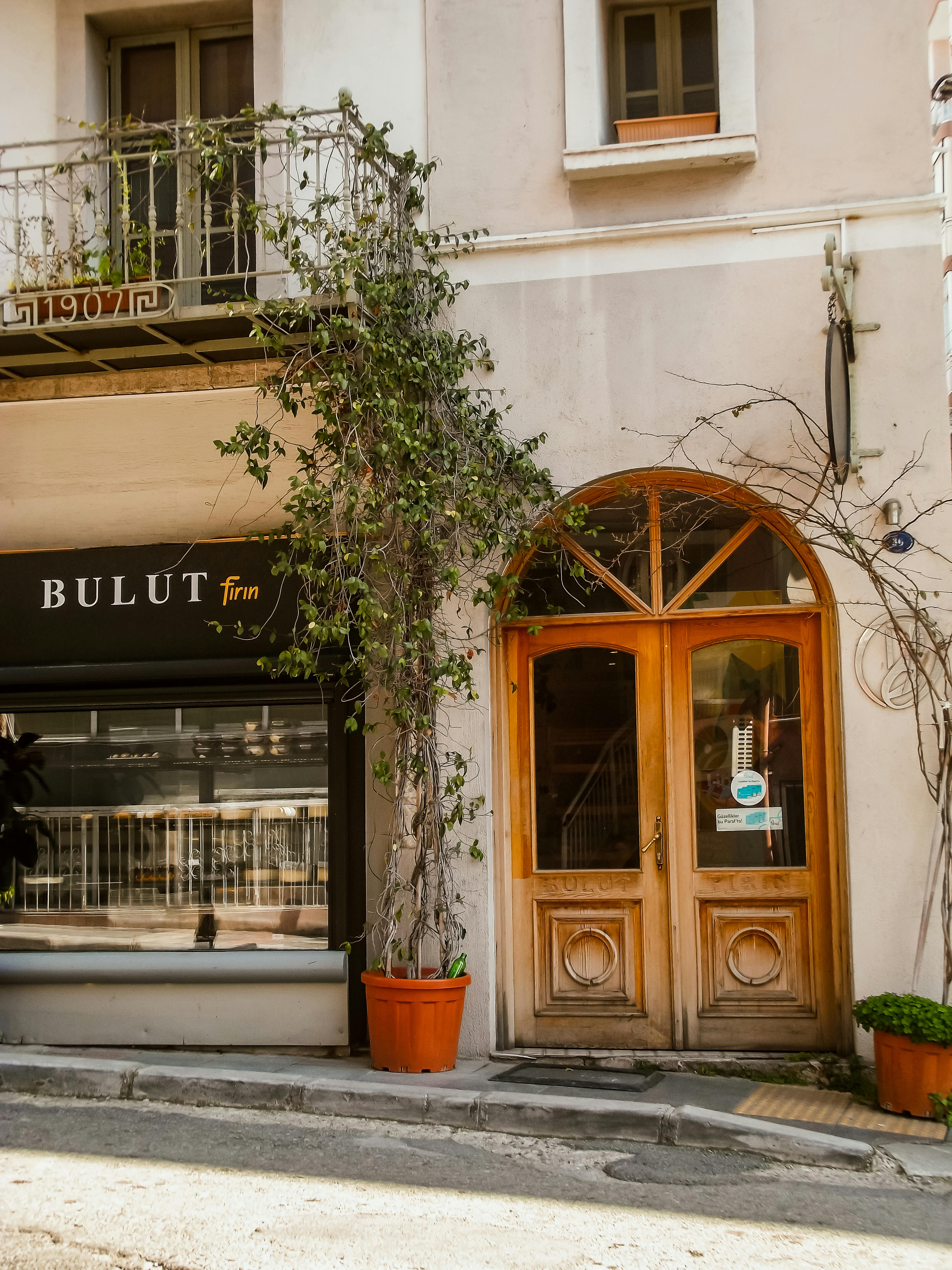 A building with a sign that says bulit · Free Stock Photo