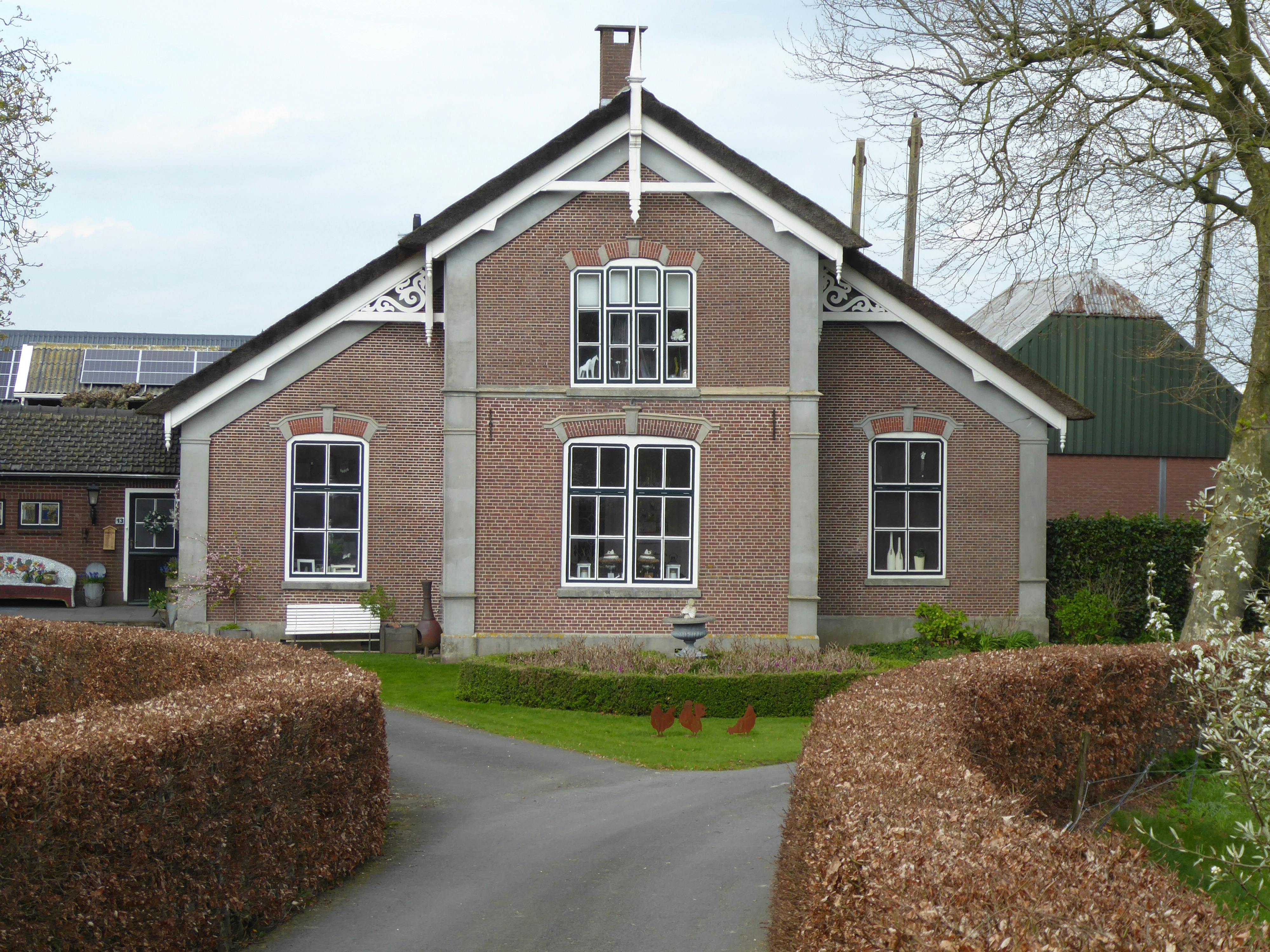 Mansion House near Road in Countryside · Free Stock Photo