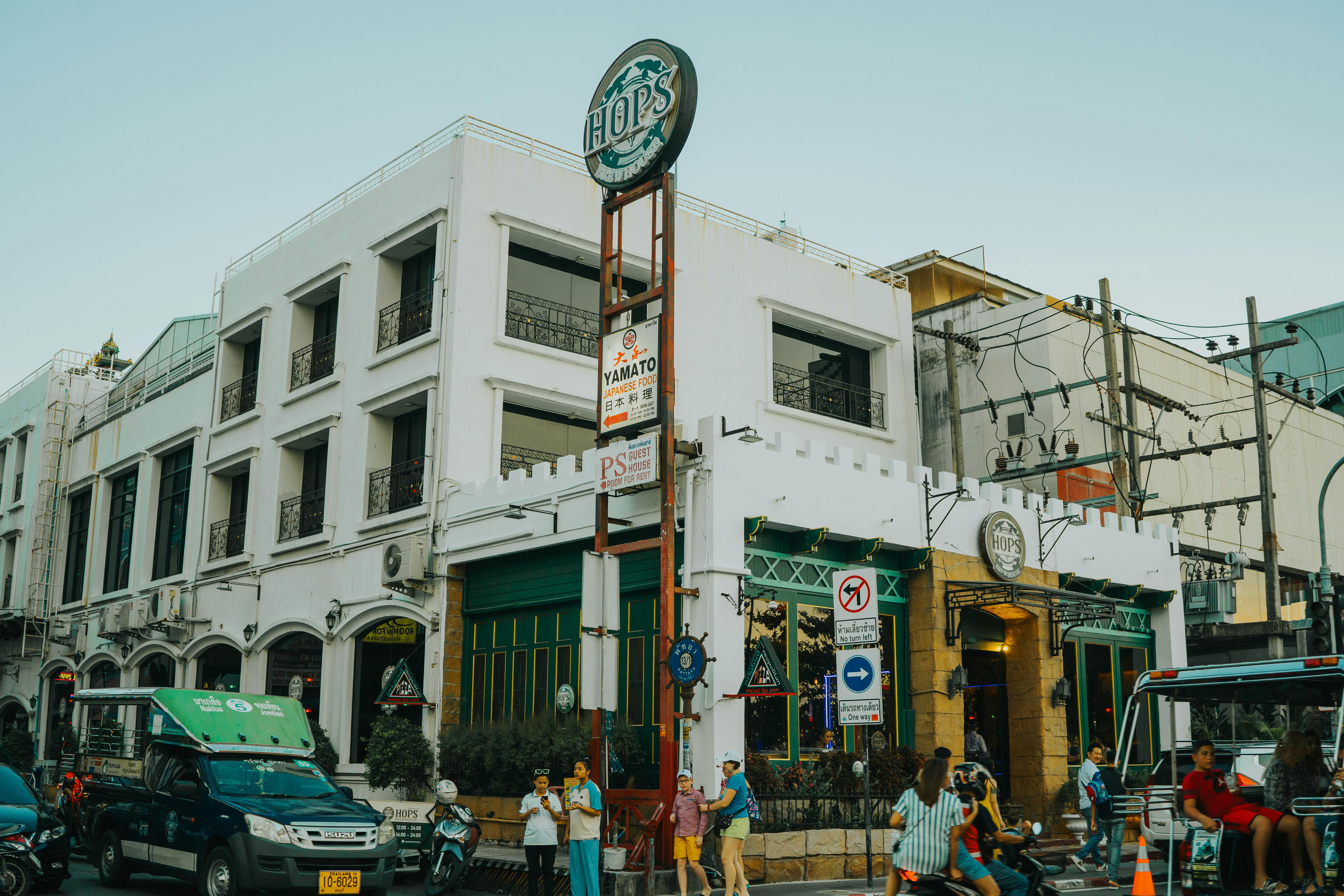Concrete Building on a Corner Lot · Free Stock Photo