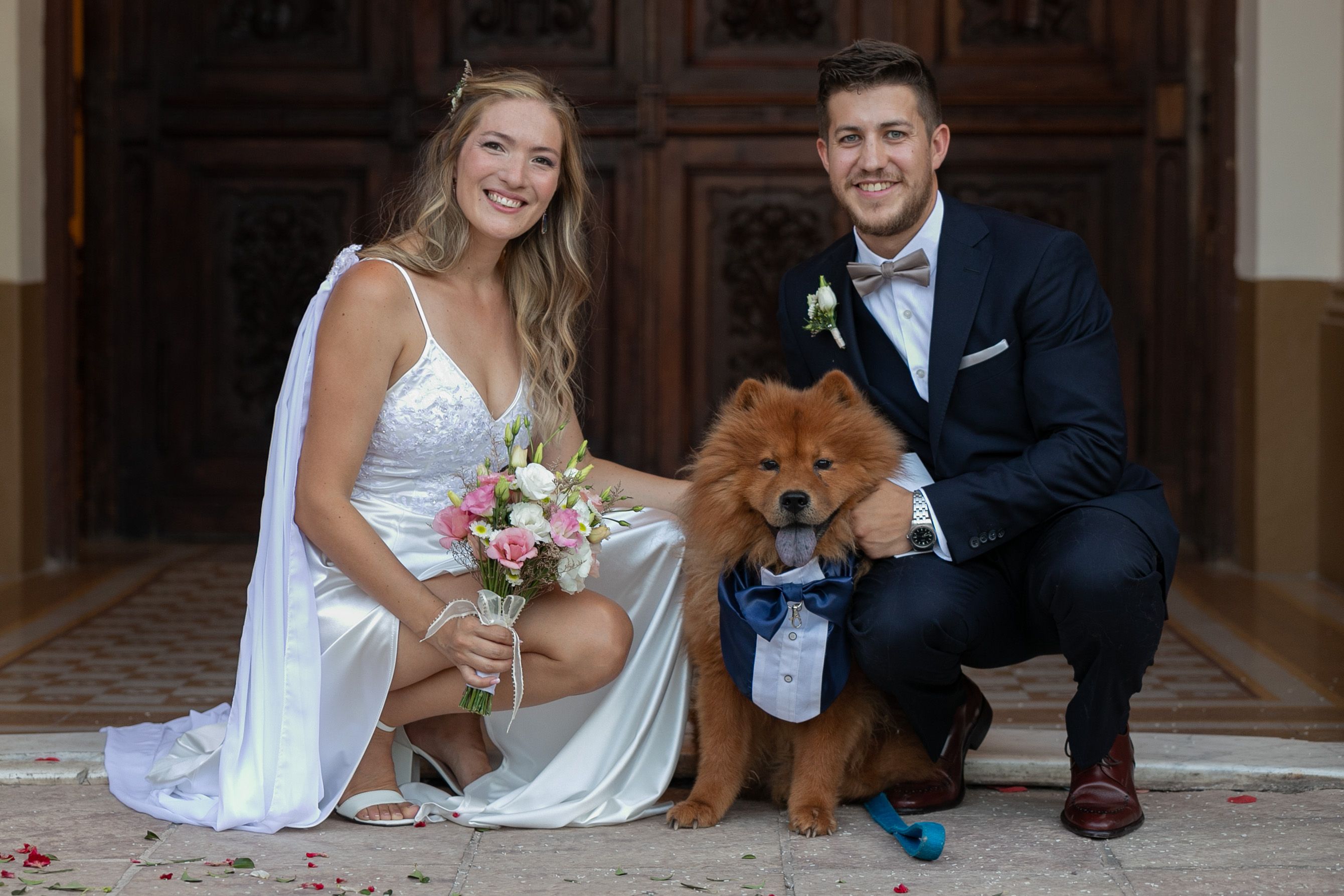 Novios Posando Con Su Perro · Foto de stock gratuita