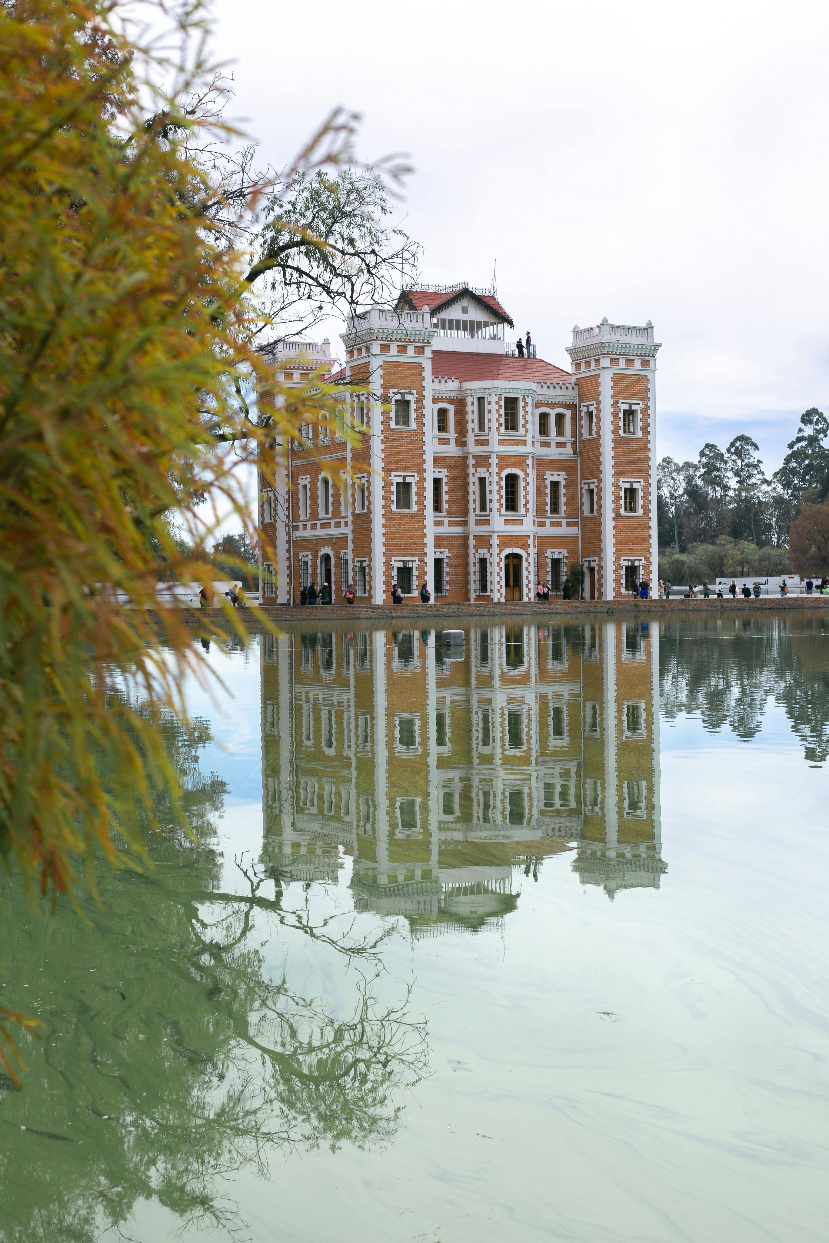 Reflection of a Castle on a Lake · Free Stock Photo