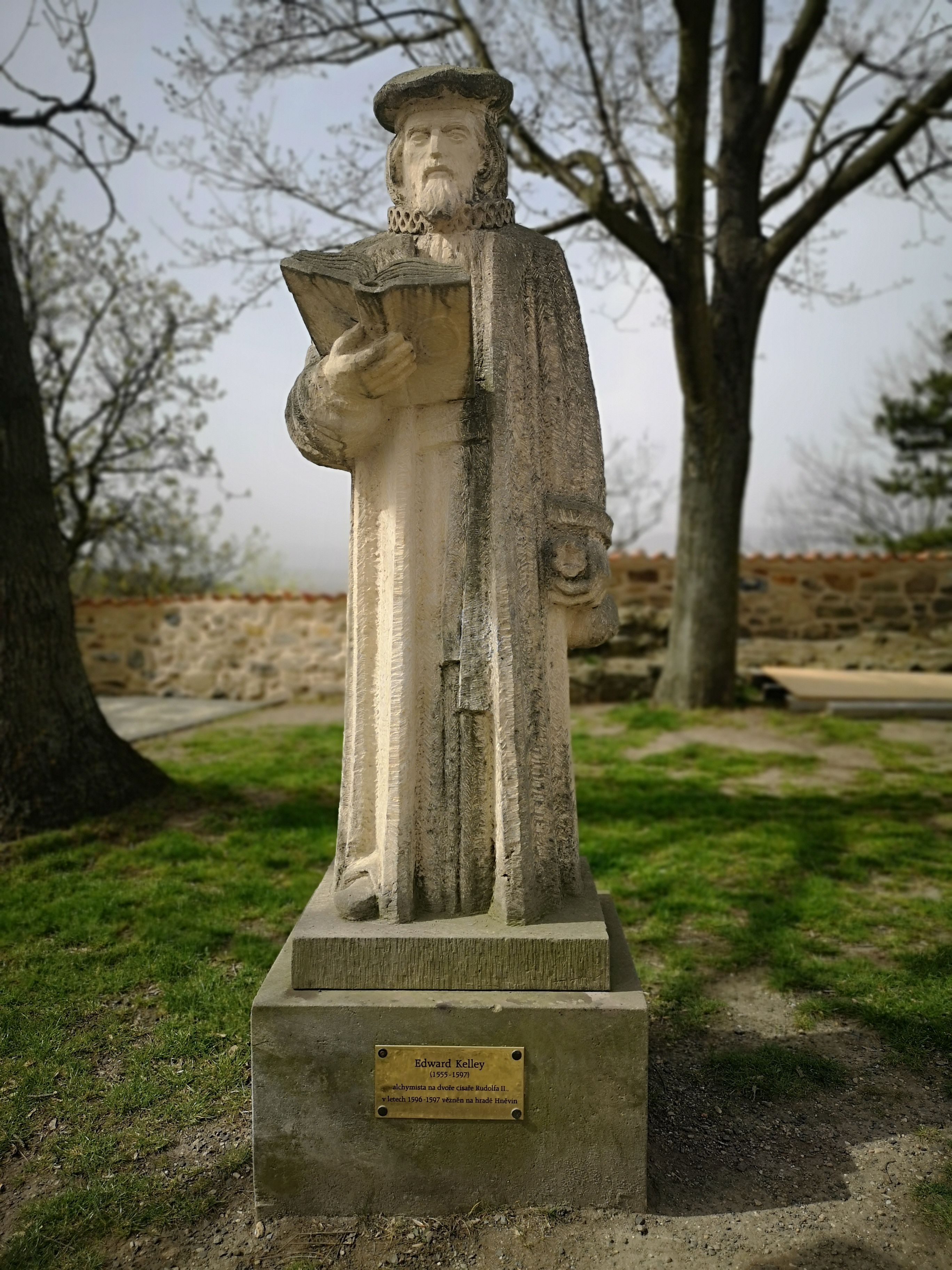 Escultura De Un Erudito En El Parque · Foto de stock gratuita