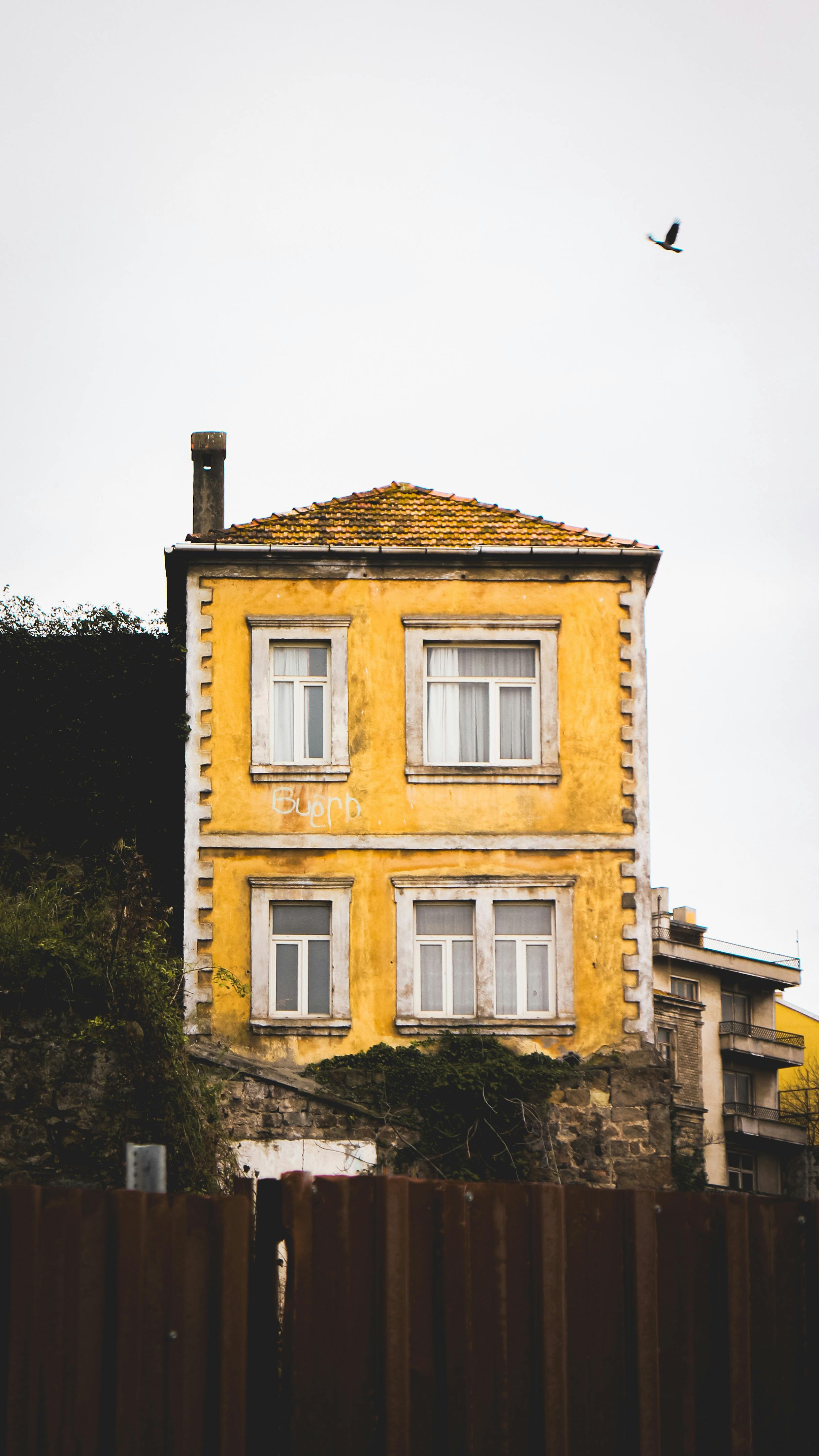 Old Yellow House in Town · Free Stock Photo