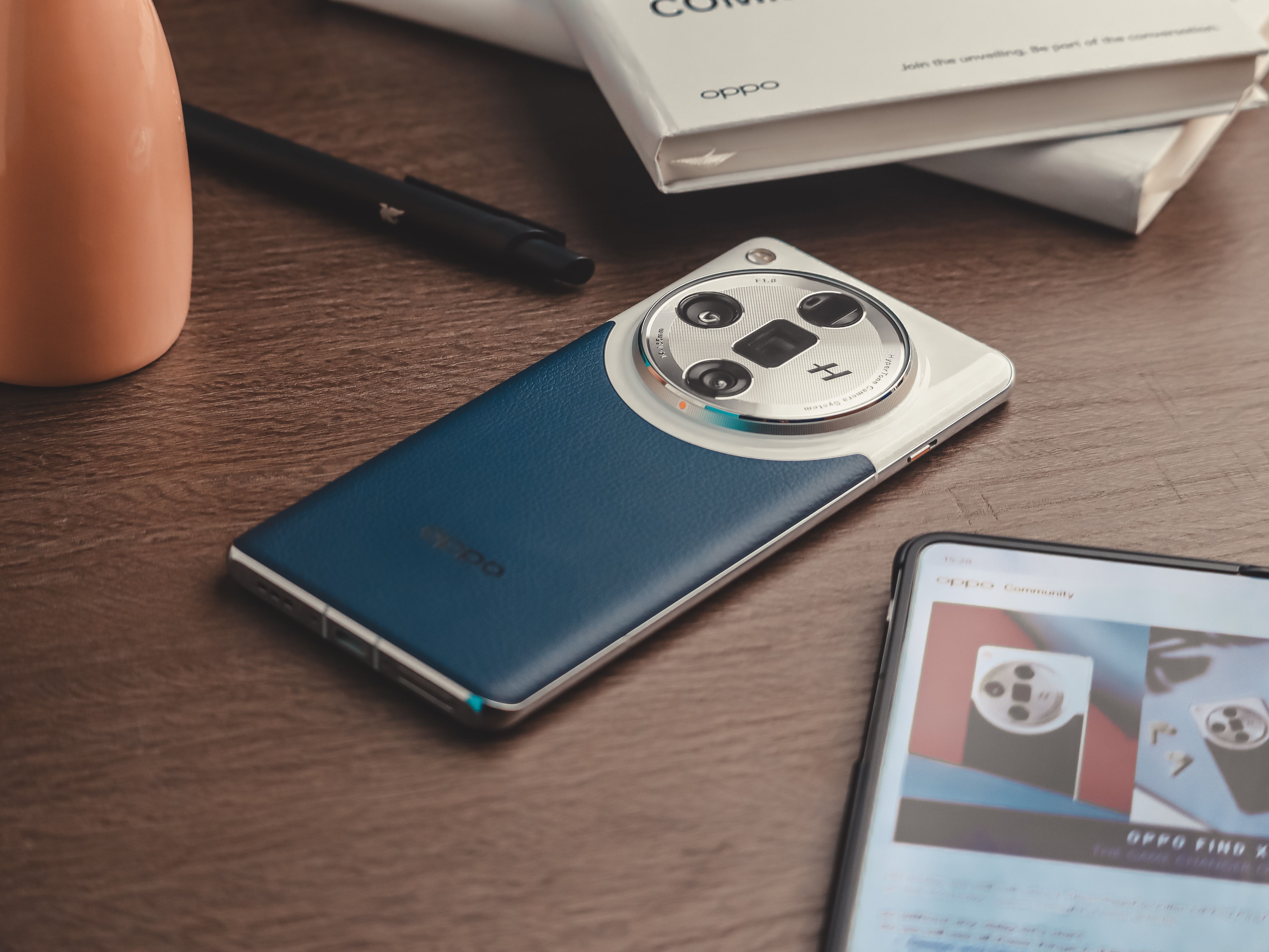 A cell phone with a camera on top of it · Free Stock Photo