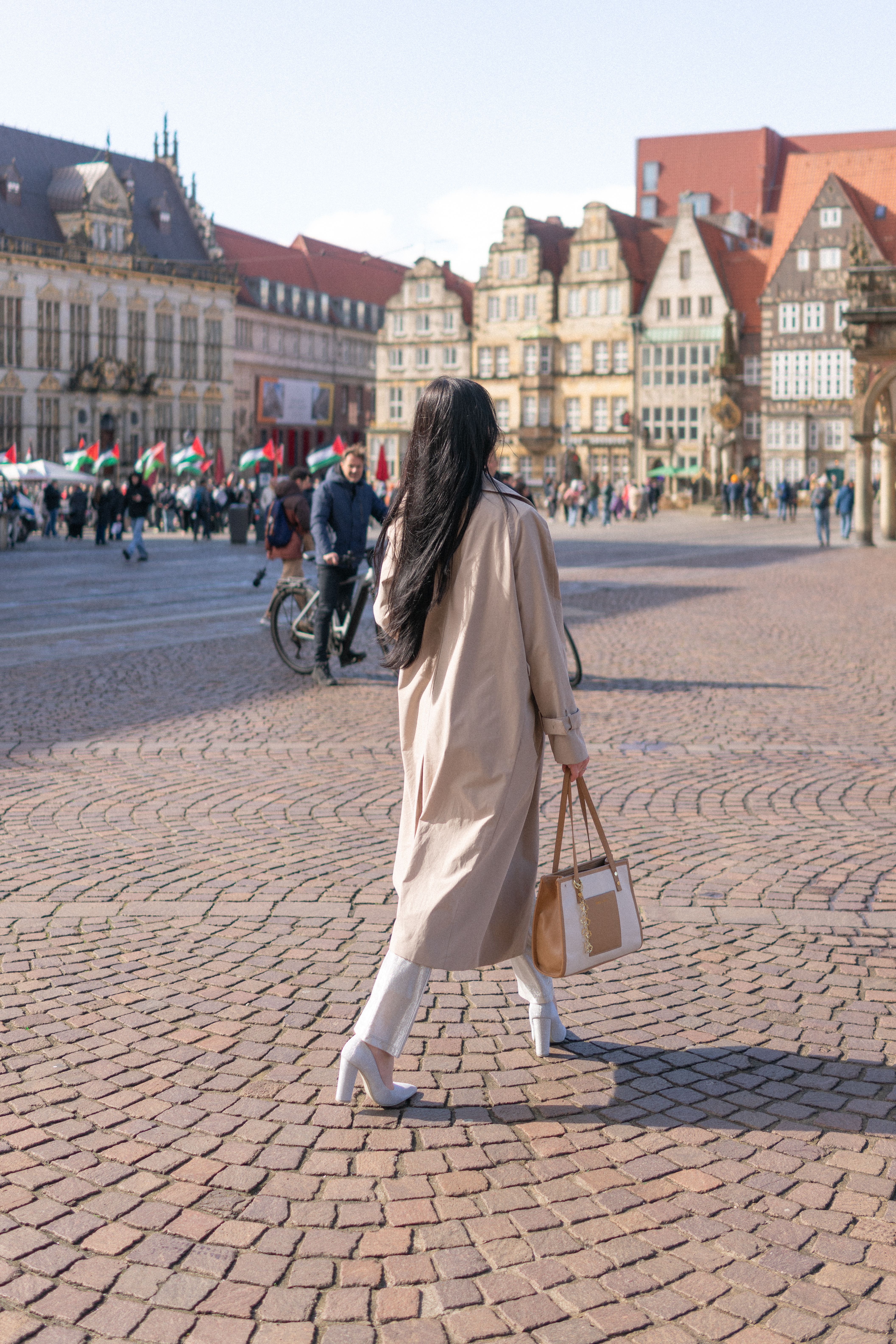 Model Walking In Front Of Buildings Photos, Download The BEST Free ...
