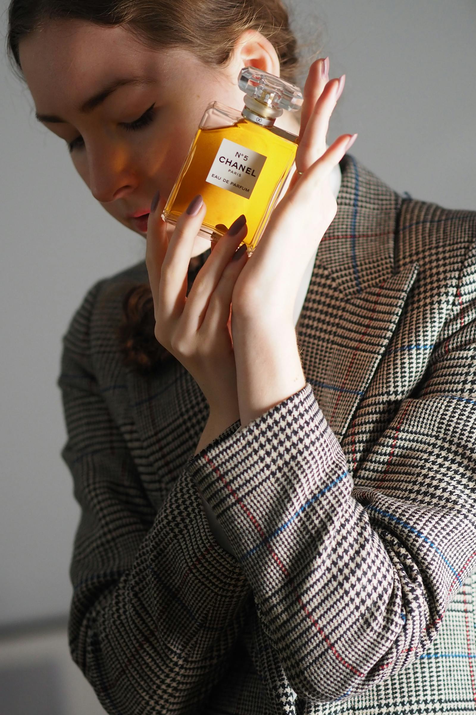 Perfume Model Photos, Download The BEST Free Perfume Model Stock Photos ...